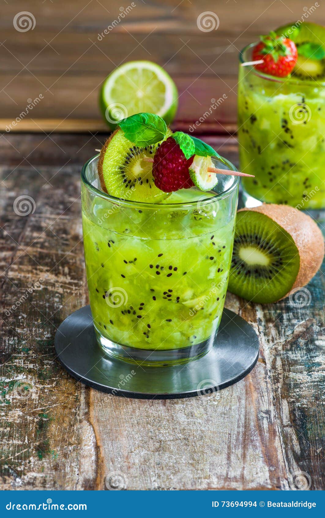 Cocktail Vert De Vodka, De Kiwi Et De Chaux Photo stock - Image du ...
