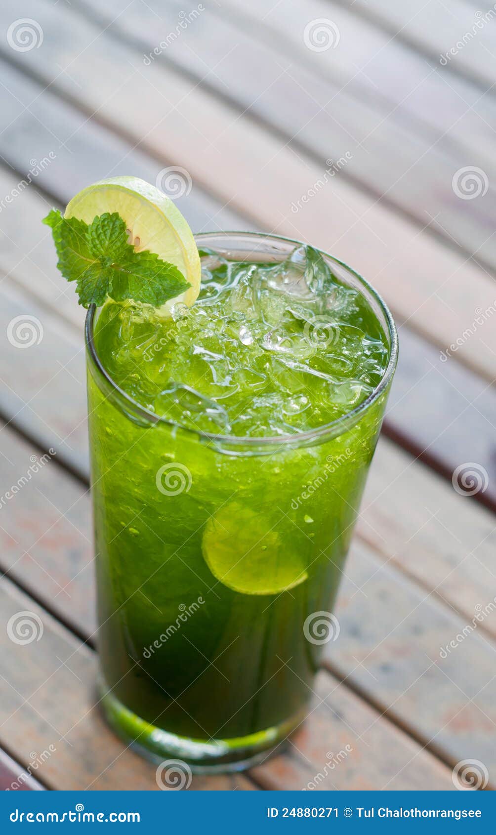 Cocktail vert tropical image stock. Image du part, rhum - 24880271