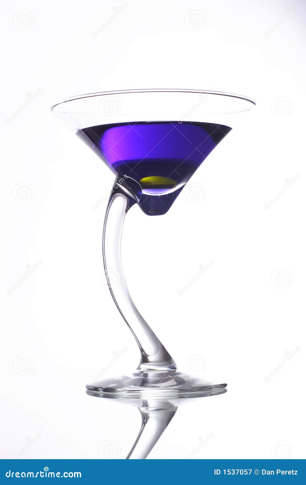 Cocktail viola immagine stock. Immagine di agitatore, piedino - 1537057