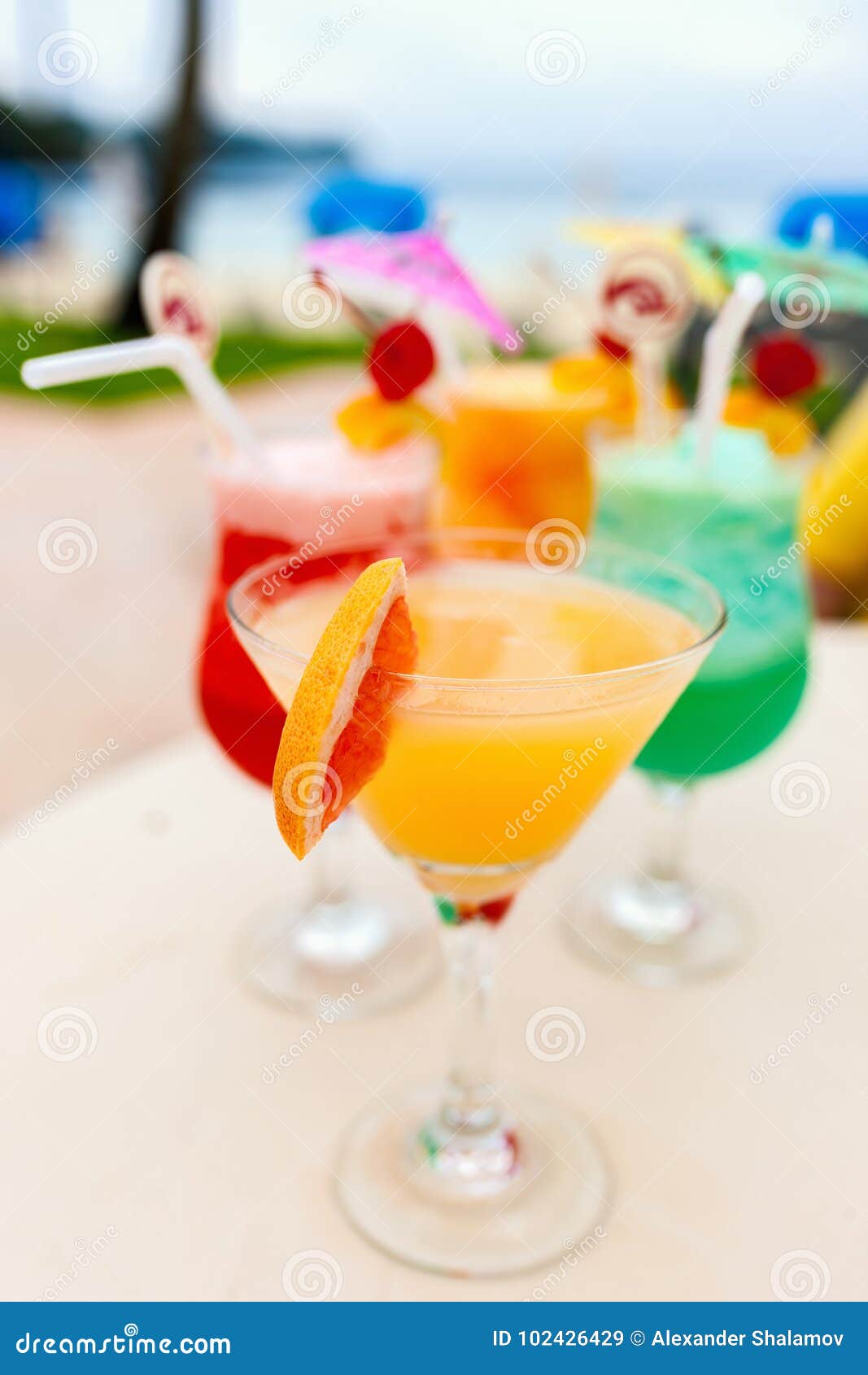 Cocktails exotiques image stock. Image du couleur, océan - 102426429