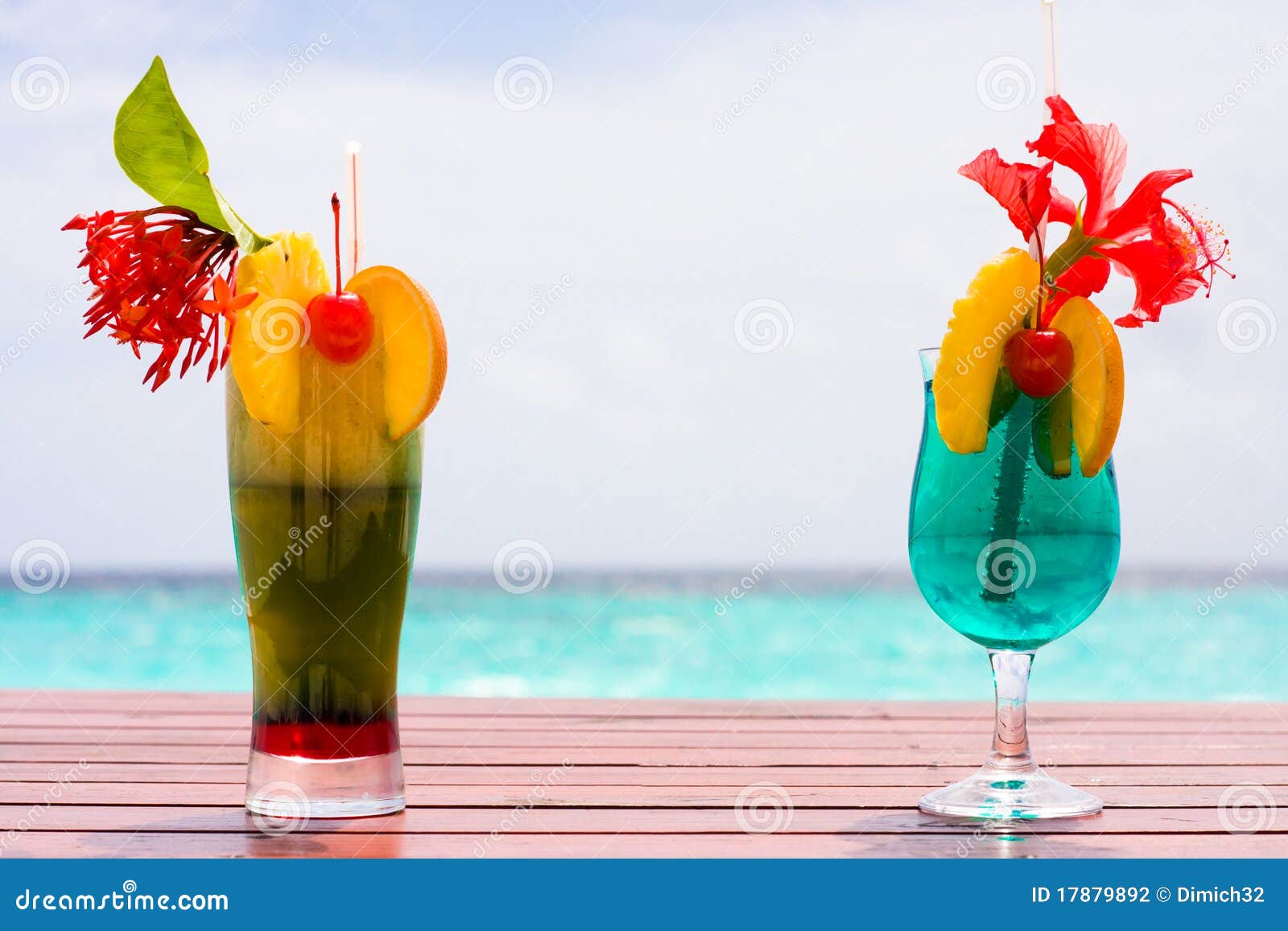Cocktails am Strand stockfoto. Bild von himmel, frucht - 17879892