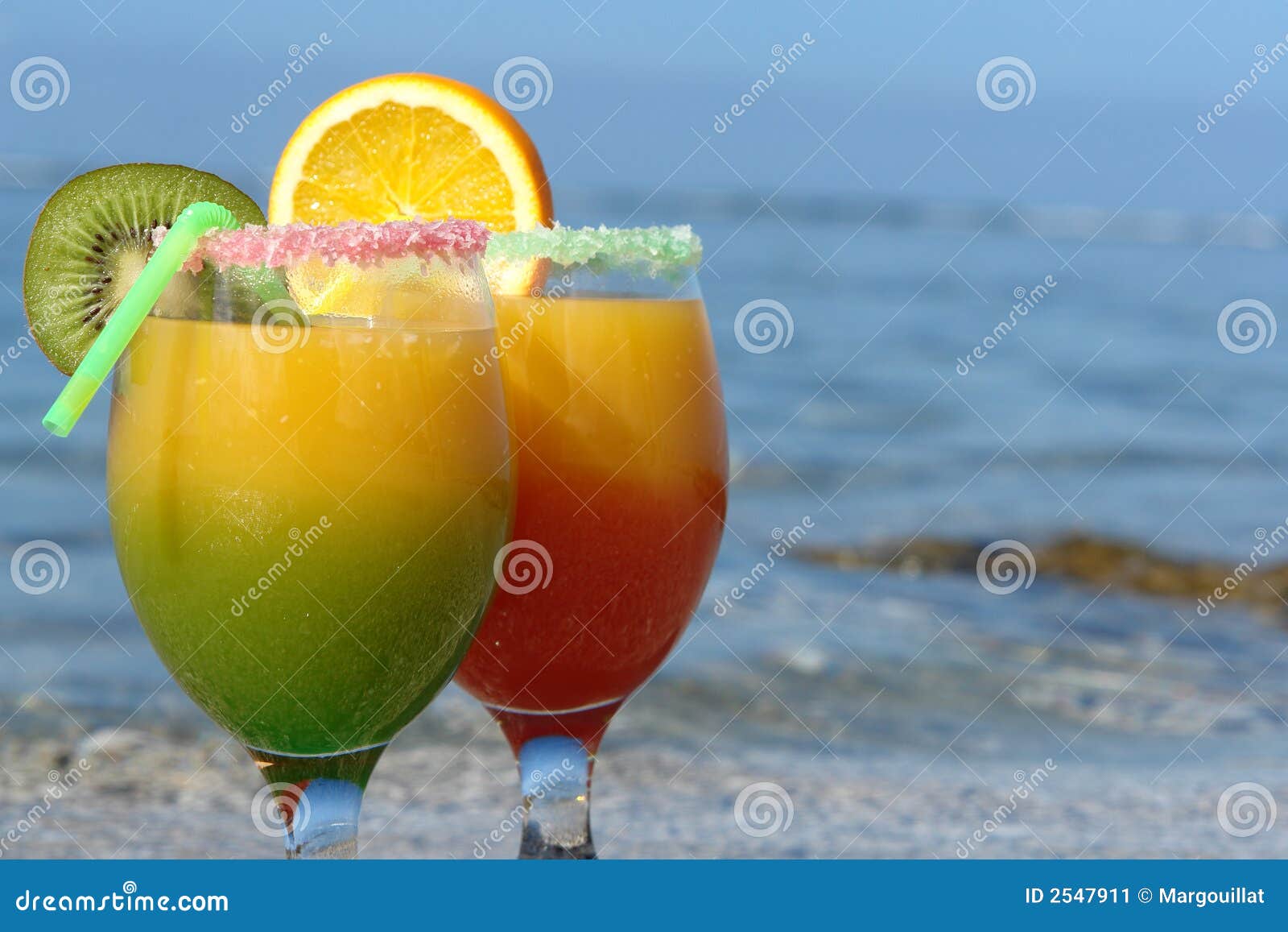Cocktails Van Liefde Op Het Strand Stock Afbeelding - Image of vrucht ...