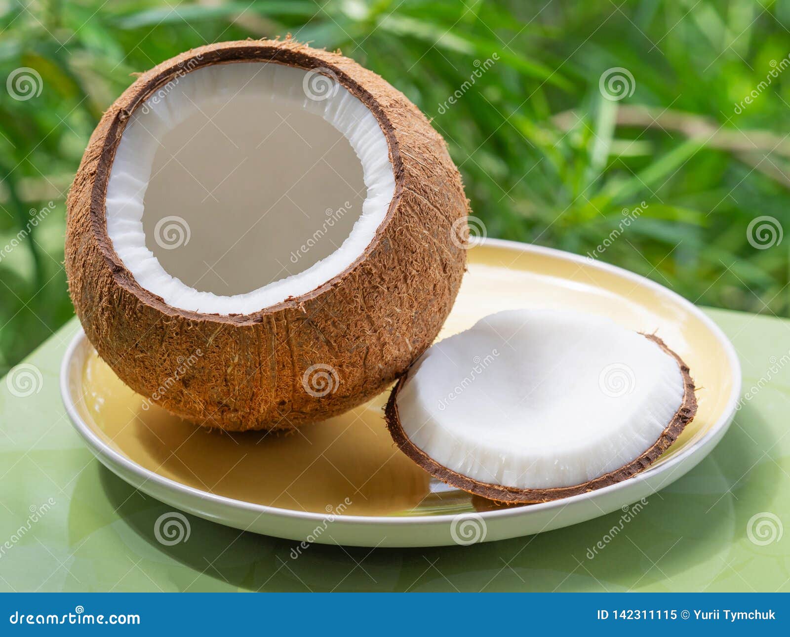 Coco Aberto Na Placa Com Fundo Verde Imagem de Stock - Imagem de ...