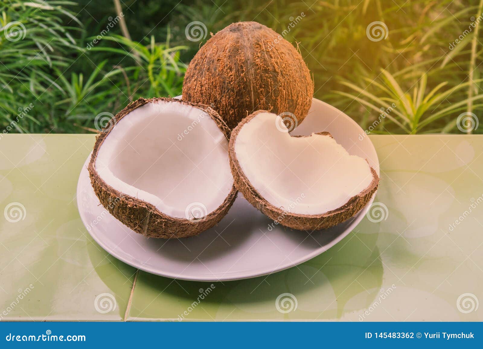 Coco Aberto Na Placa Com Fundo Verde Foto de Stock - Imagem de meio ...