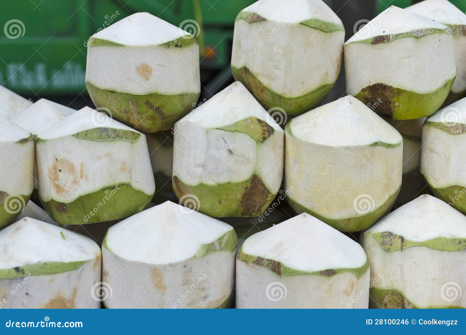 Coco, Coco Pelado Listo Para Beber. Foto de archivo - Imagen de arte ...