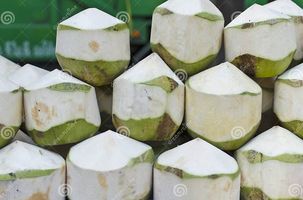 Coco, Coco Pelado Listo Para Beber. Foto de archivo - Imagen de arte ...