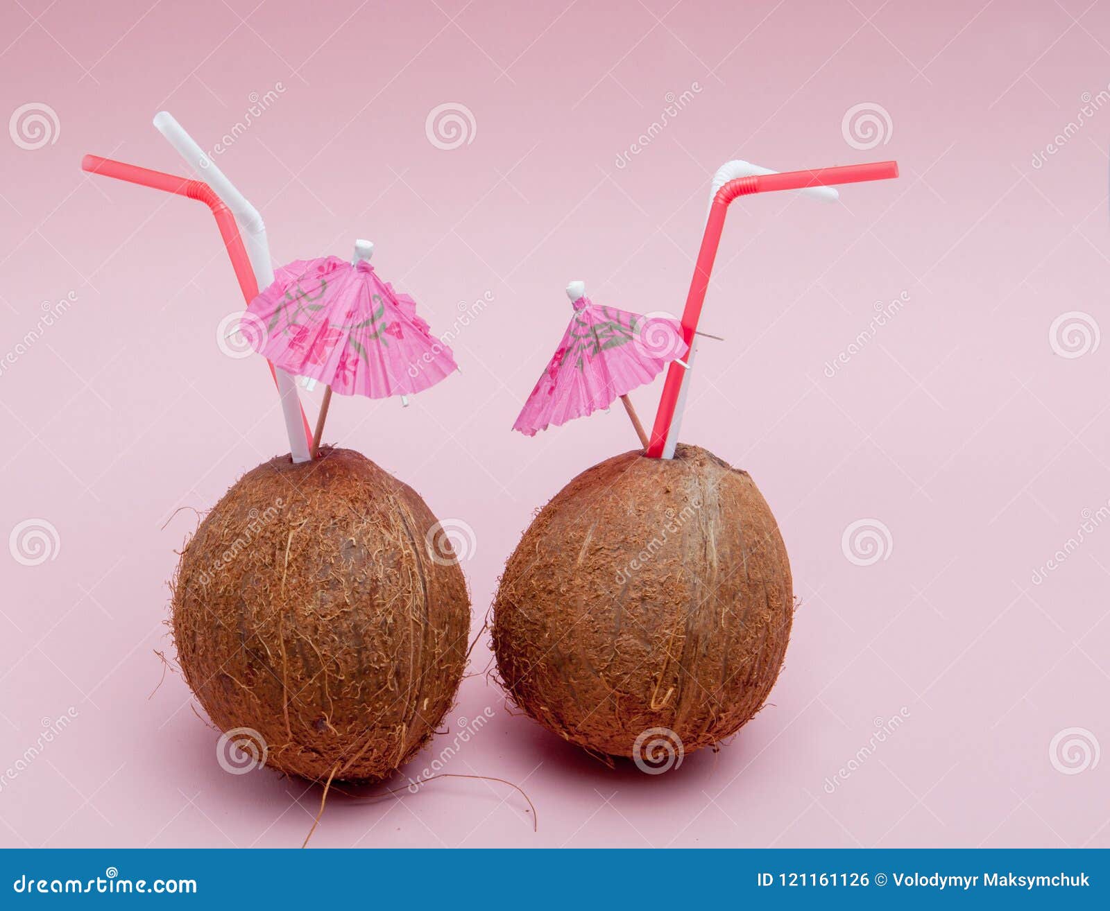 Coco Com Palha Bebendo E Guarda-chuva No Fundo Cor-de-rosa Foto de ...