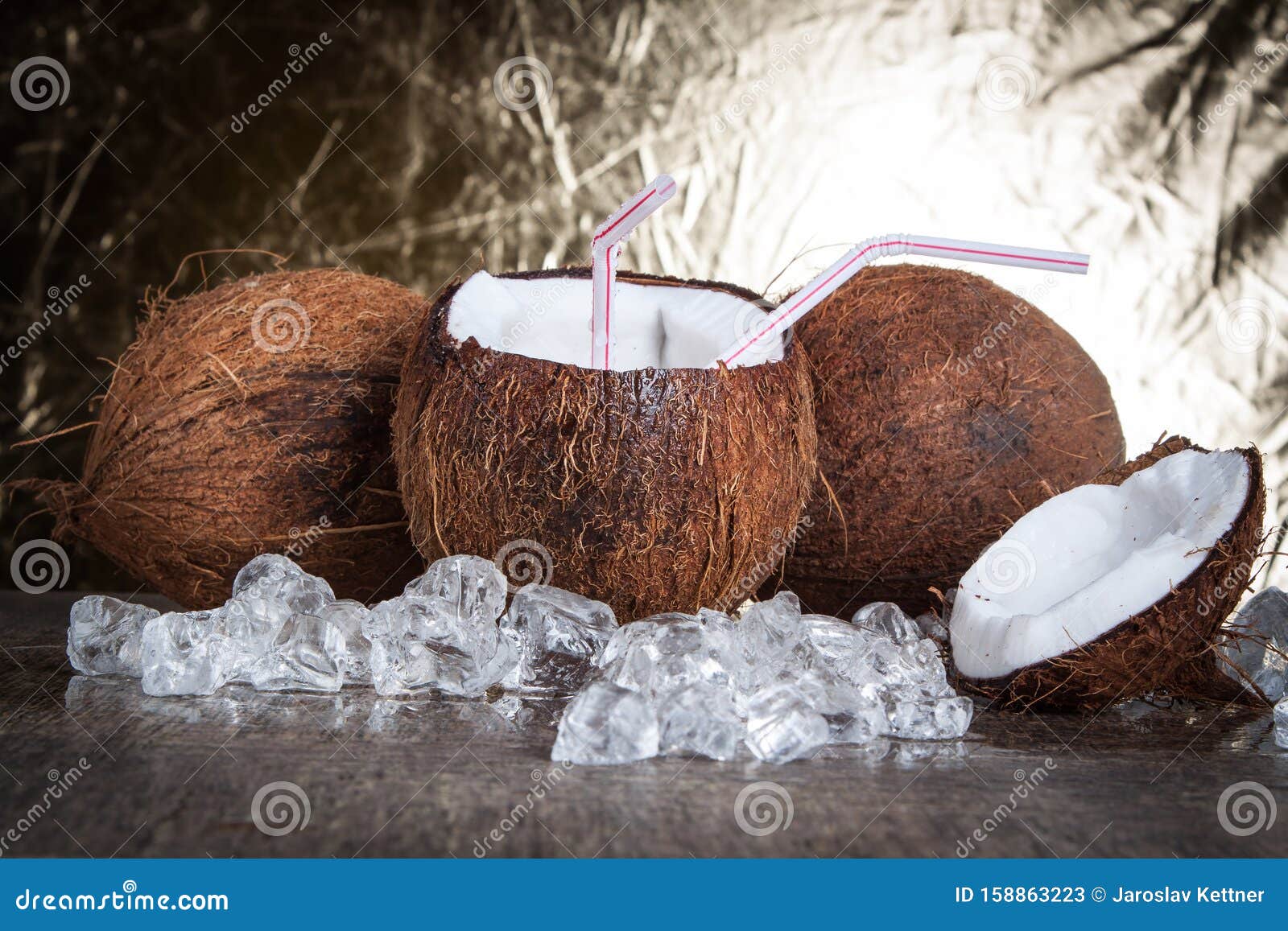 Coco con cubos de hielo imagen de archivo. Imagen de dulce - 158863223