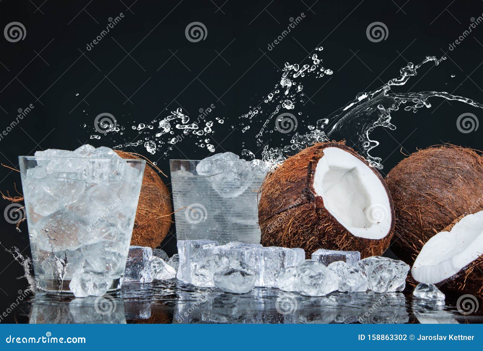 Coco con cubos de hielo foto de archivo. Imagen de fruta - 158863302