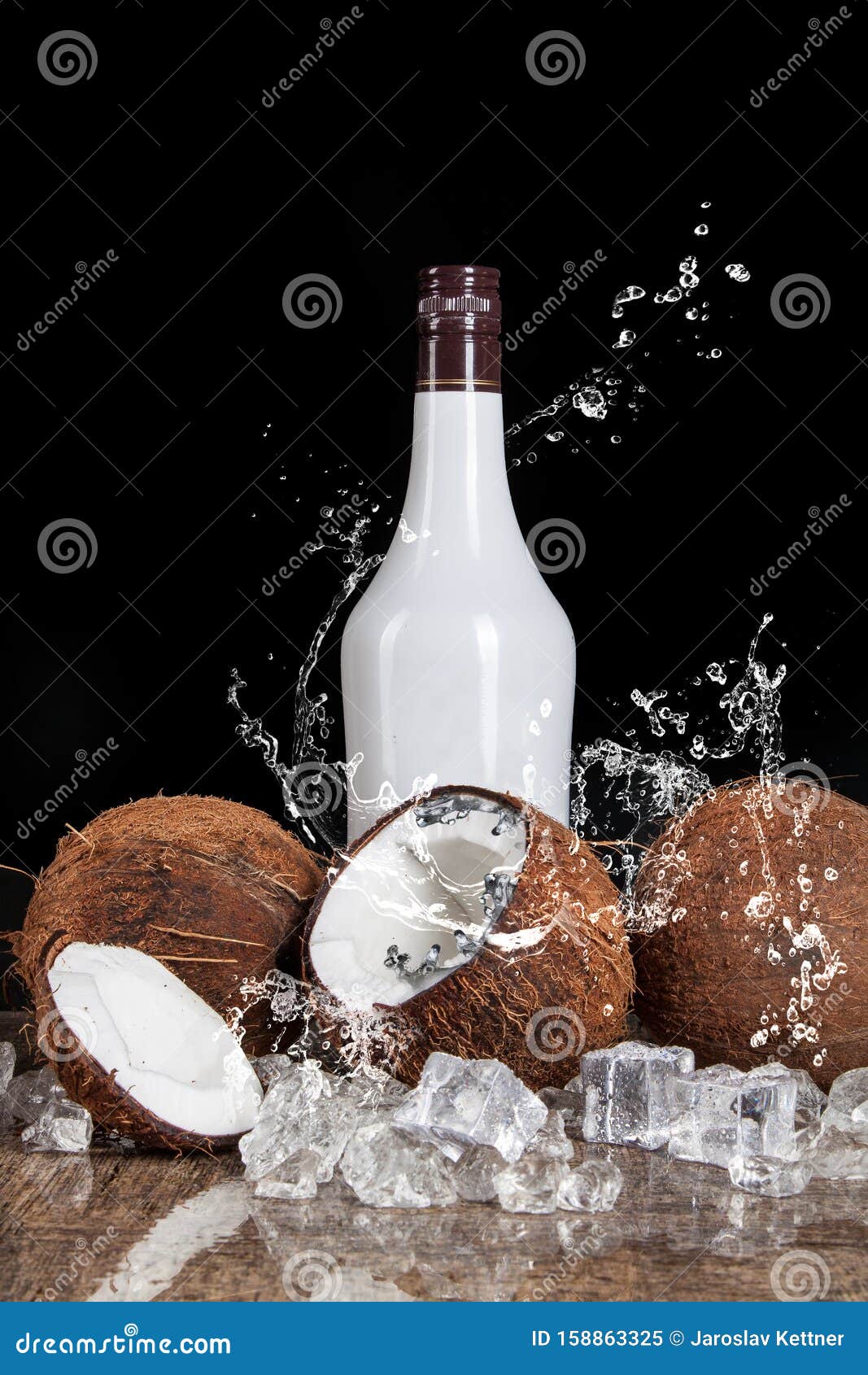 Coco con cubos de hielo imagen de archivo. Imagen de dulce - 158863325