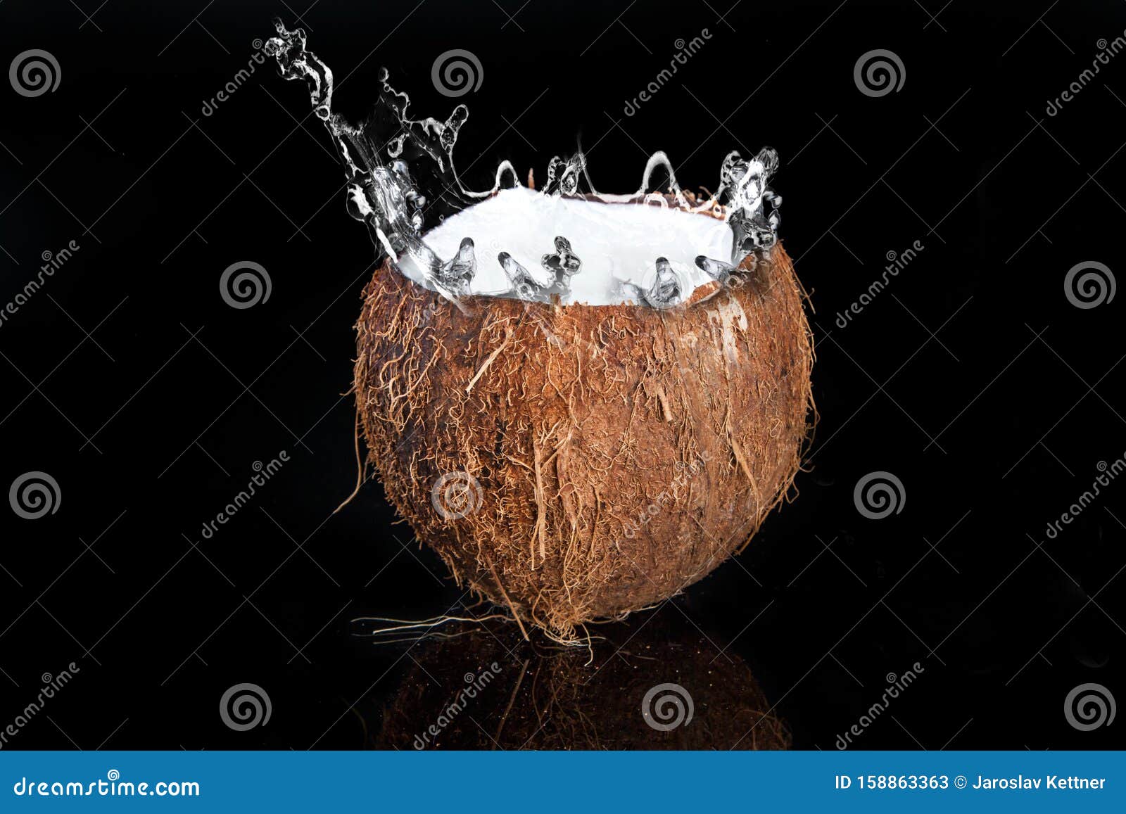 Coco con cubos de hielo imagen de archivo. Imagen de cubos - 158863363