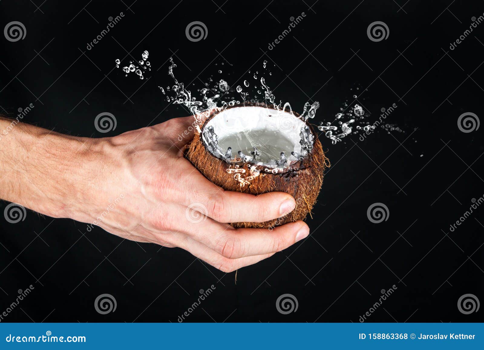 Coco con cubos de hielo foto de archivo. Imagen de hielo - 158863368