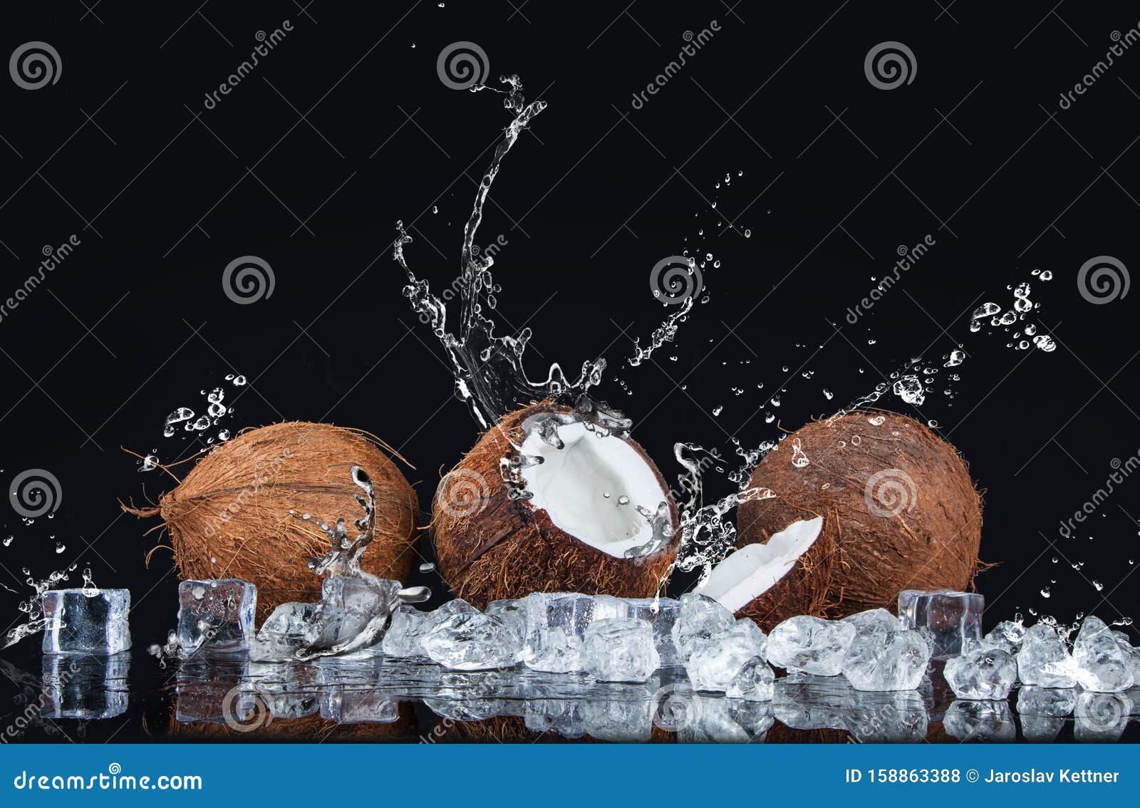 Coco con cubos de hielo foto de archivo. Imagen de gotas - 158863388