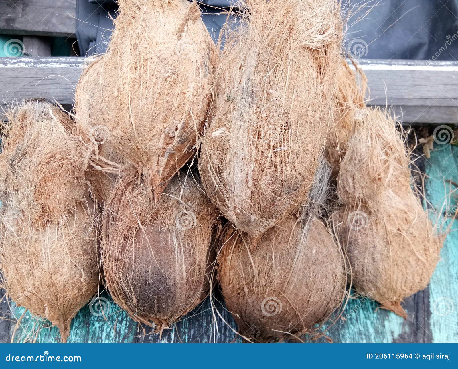 Coco con frutas tropicales foto de archivo. Imagen de frutas - 206115964