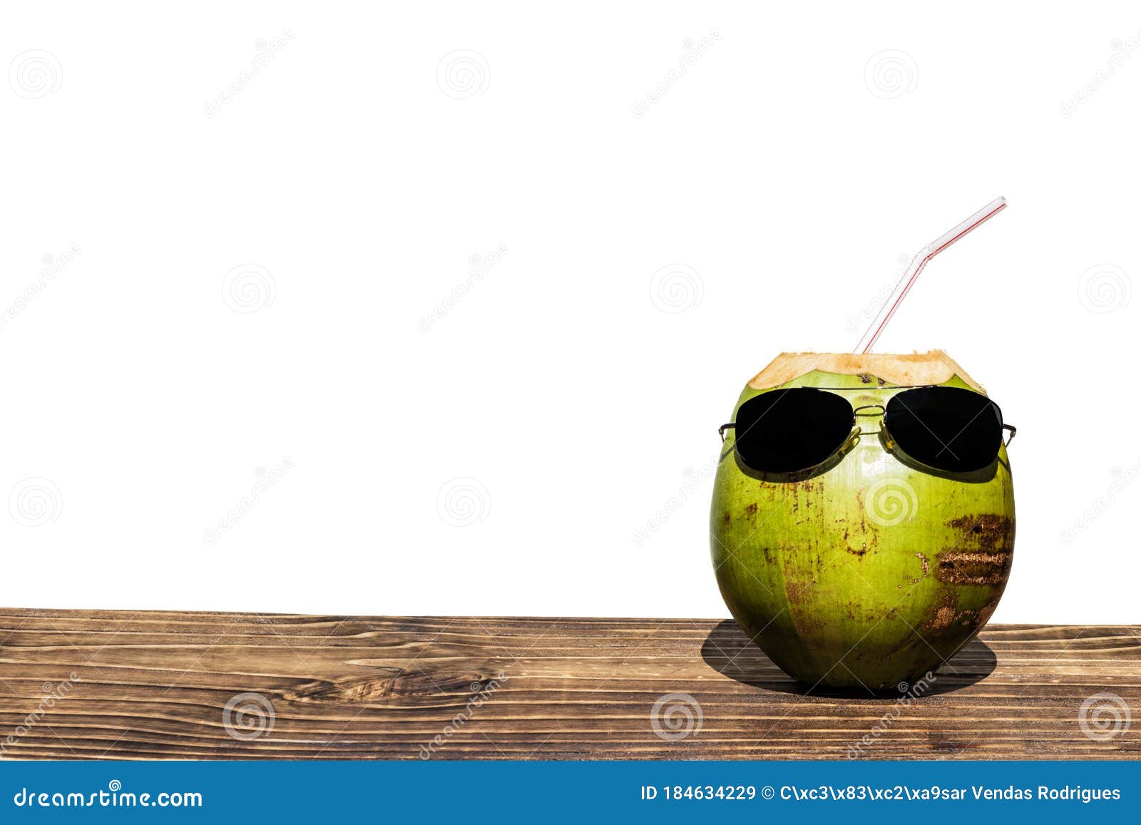 Coco Con Gafas De Sol Sobre Fondo Blanco De Madera Imagen de archivo ...