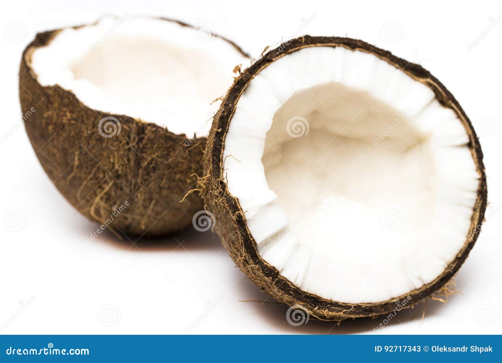 Coco Con Una Mitad En El Fondo Blanco, Primer Imagen de archivo ...