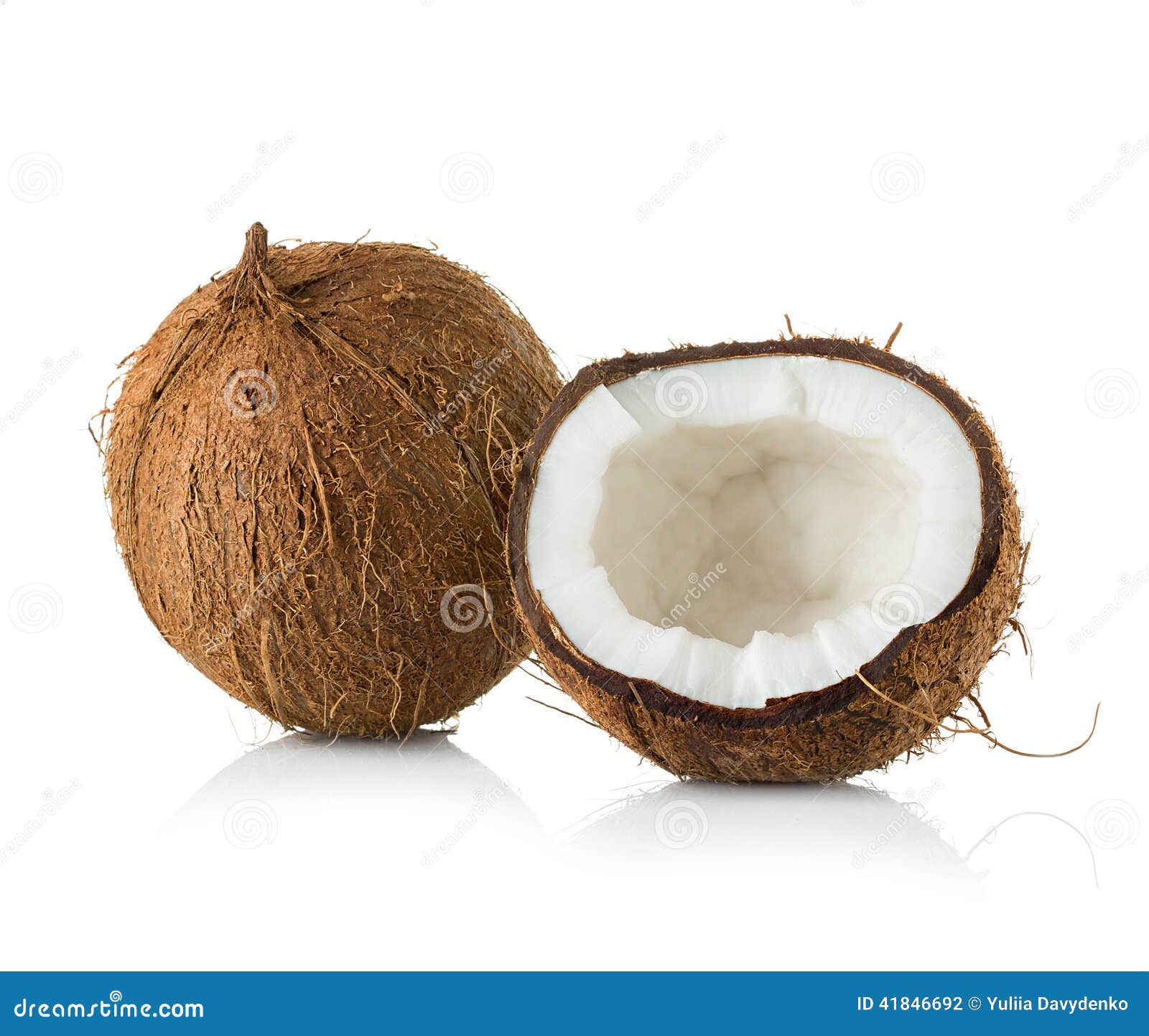 Coco Cortado Ao Meio No Branco Foto de Stock - Imagem de cabeleira ...