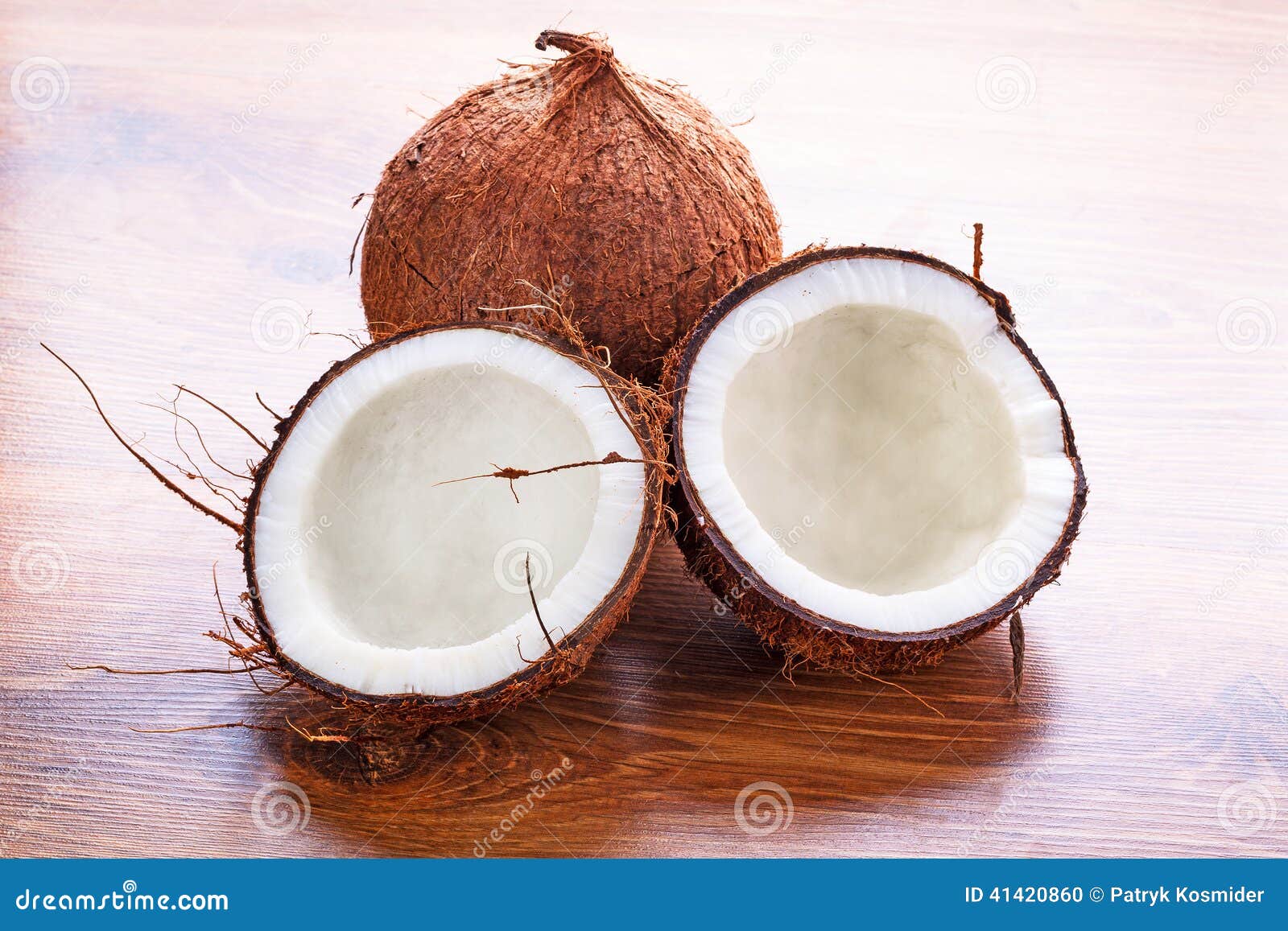 Coco cortado por la mitad foto de archivo. Imagen de pedazos - 41420860