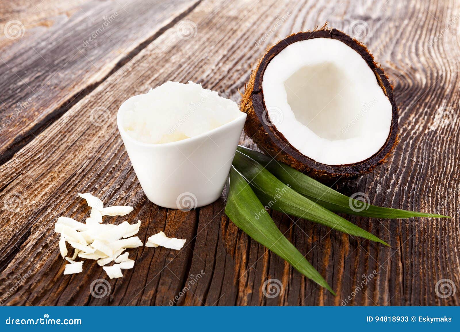 Coco Destrozado Con Aceite De Coco Duro Imagen de archivo - Imagen de ...