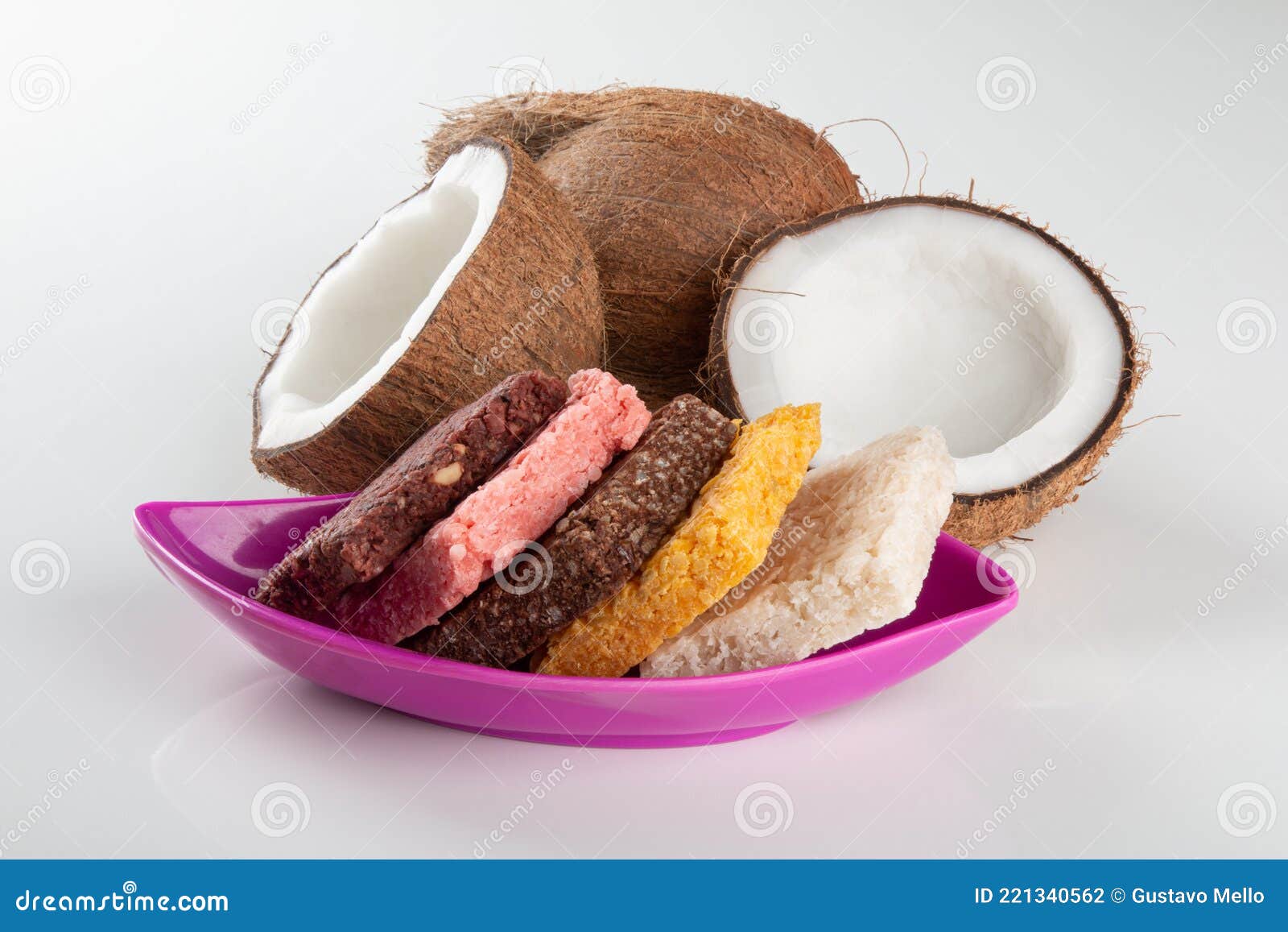 Coco Doce De Coco Doce Brasileiro Em Fundo Branco Foto de Stock ...