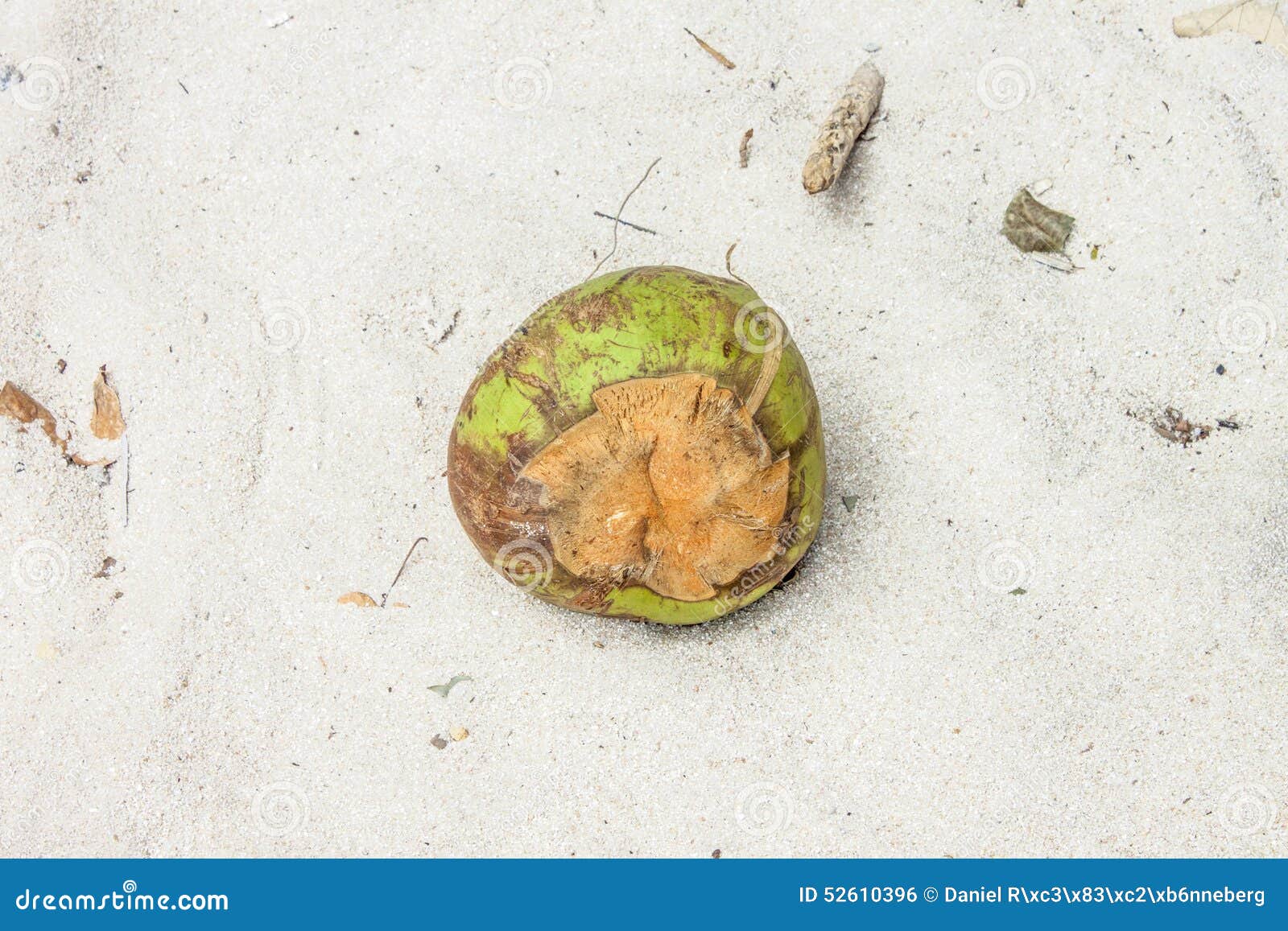 Coco em uma praia foto de stock. Imagem de panorama, fundo - 52610396