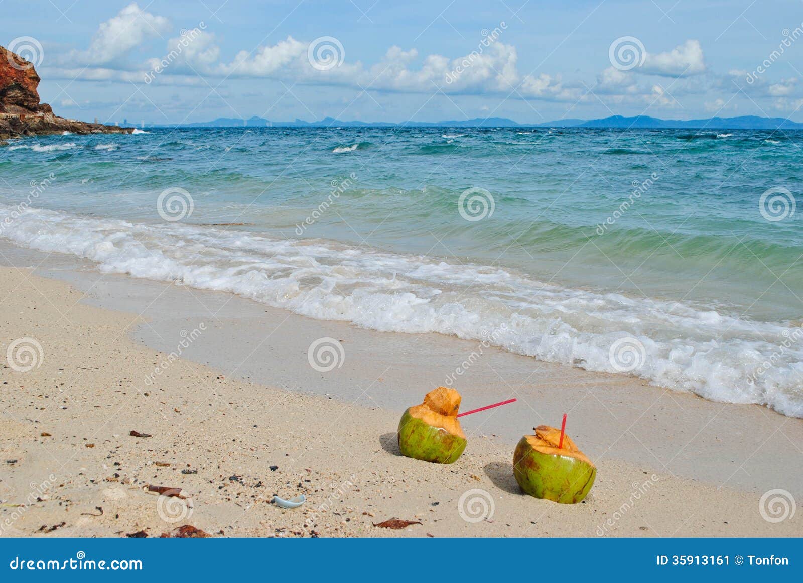 Coco en la playa imagen de archivo. Imagen de coco, turismo - 35913161