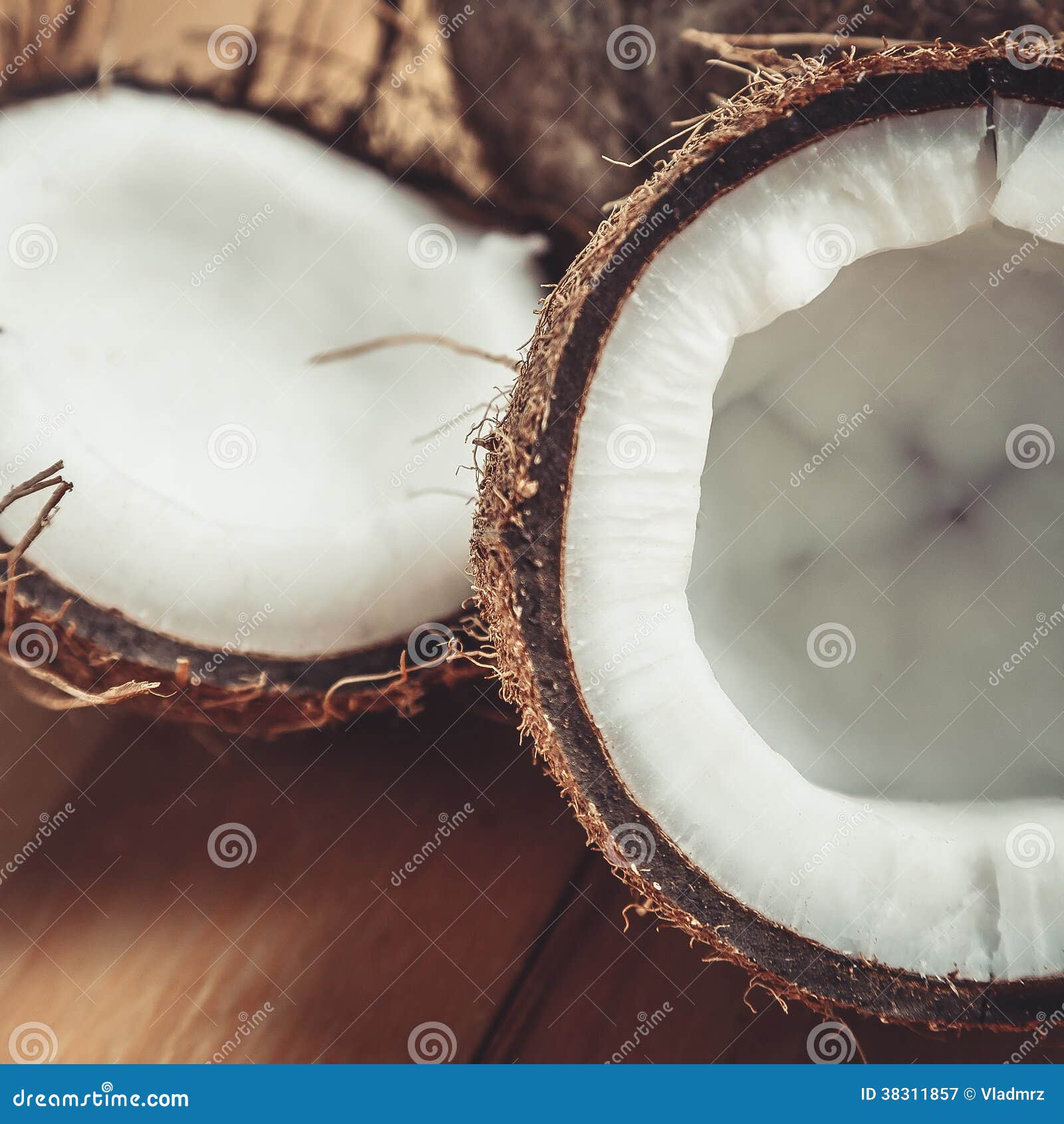 Coco en la tabla imagen de archivo. Imagen de frutas - 38311857