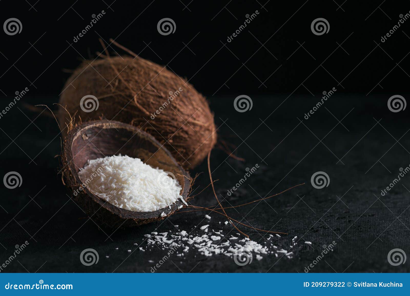 Coco Entero Con Copos De Coco Sobre Fondo Negro Foto de archivo ...