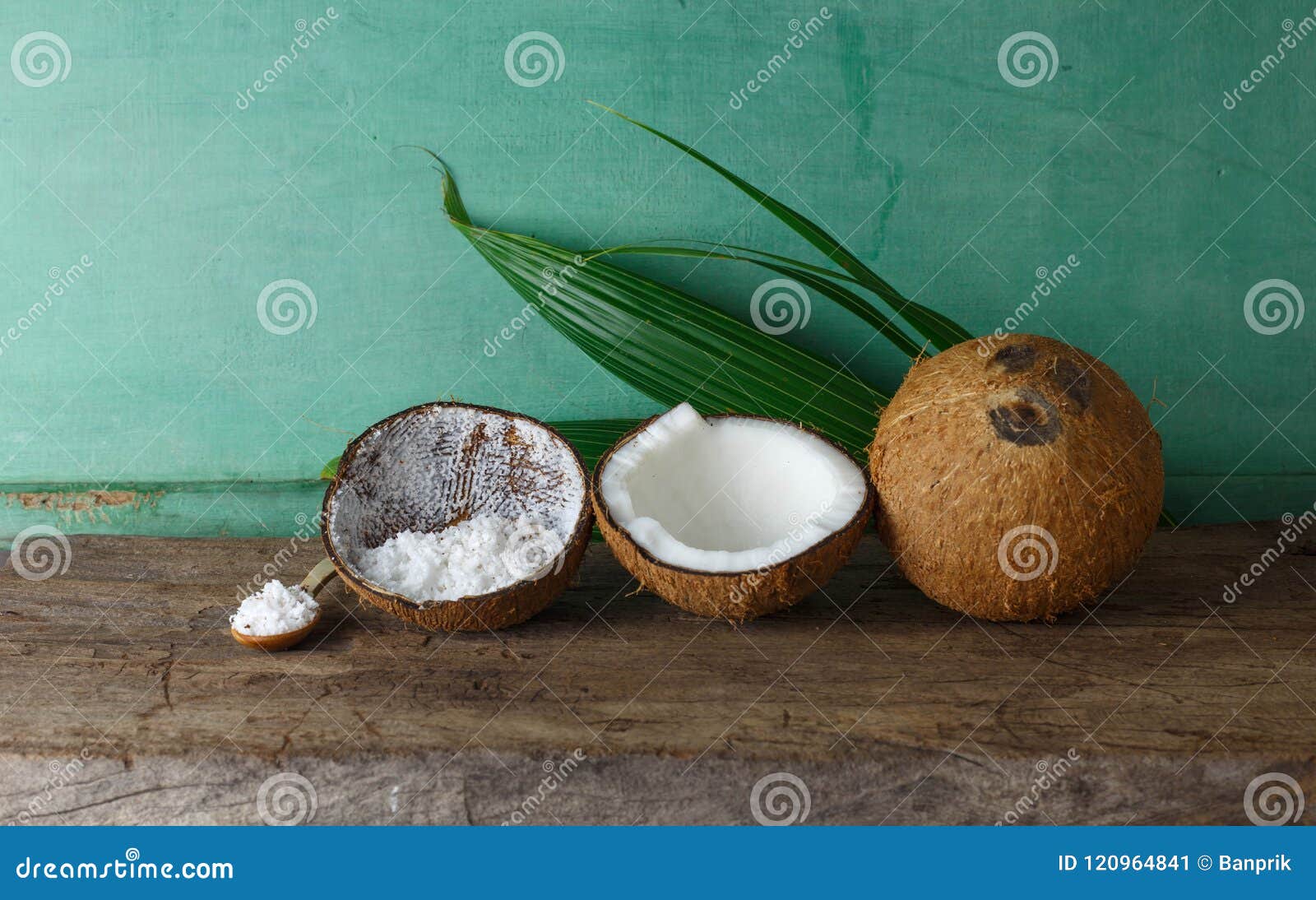 Coco fresco e delicioso imagem de stock. Imagem de tropical - 120964841