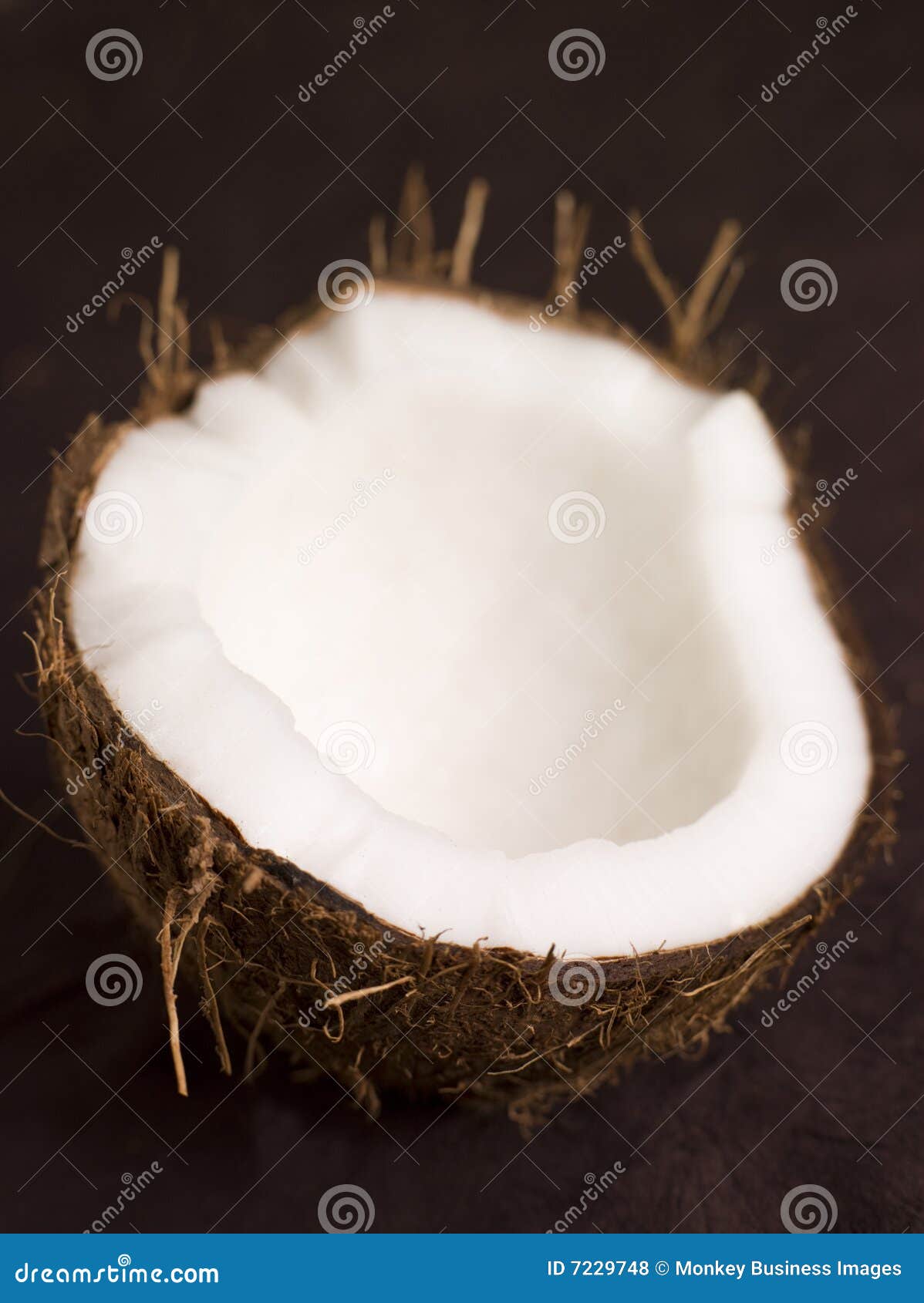 Coco fresco partido en dos foto de archivo. Imagen de gente - 7229748