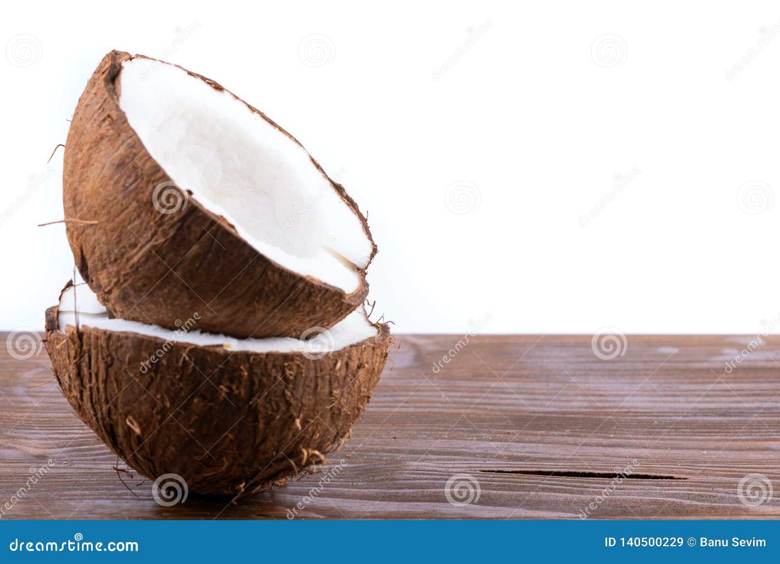 Coco maduro delicioso imagen de archivo. Imagen de chapoteo - 140500229