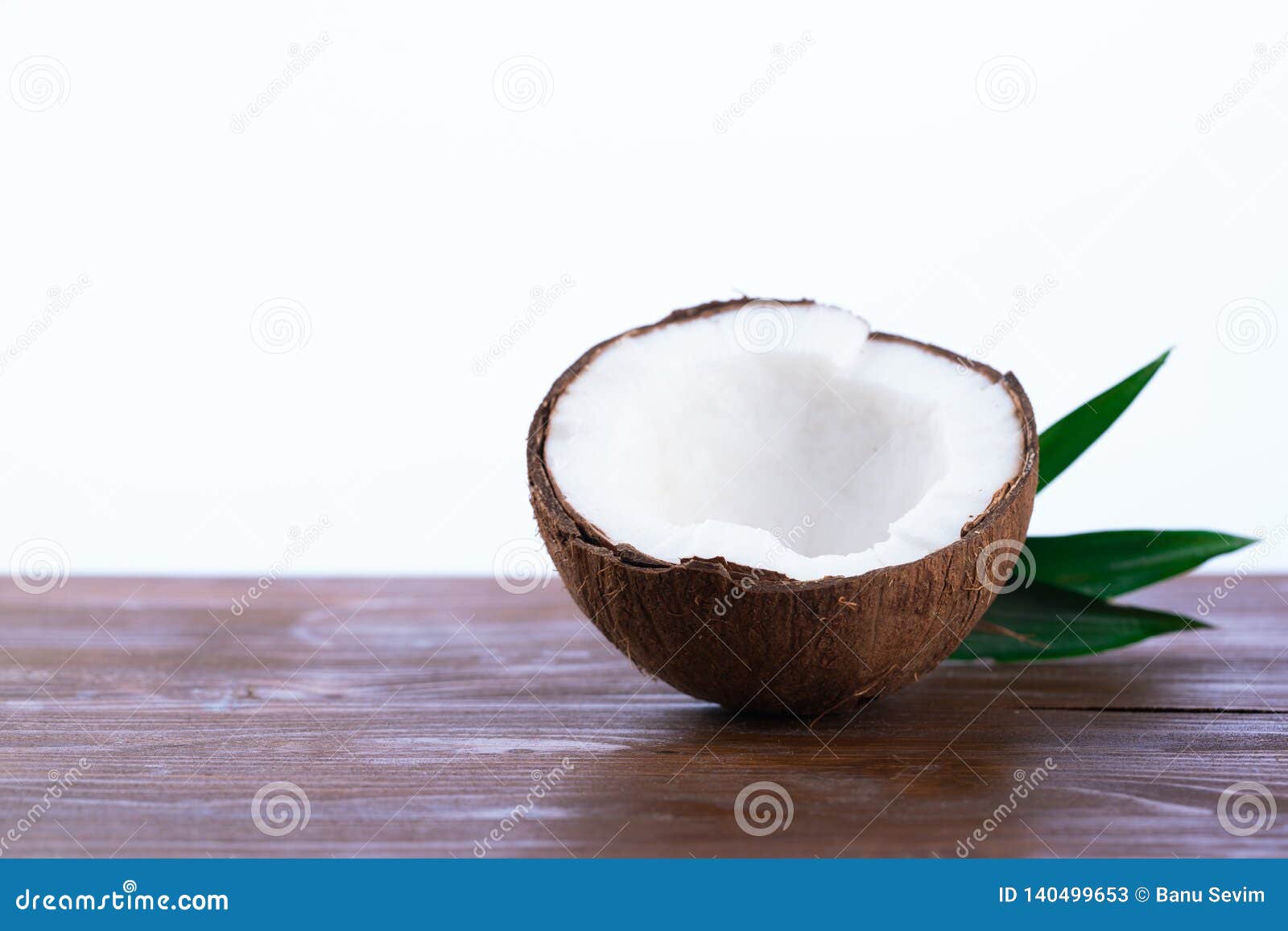 Coco maduro delicioso imagen de archivo. Imagen de aislado - 140499653