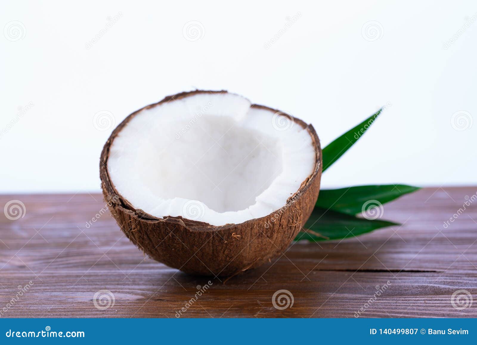 Coco maduro delicioso imagen de archivo. Imagen de fruta - 140499807