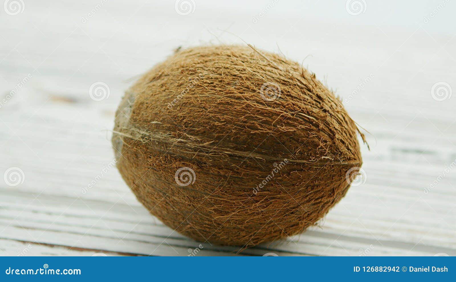 Coco Marrom Unpeeled Na Tabela Foto de Stock - Imagem de porca ...