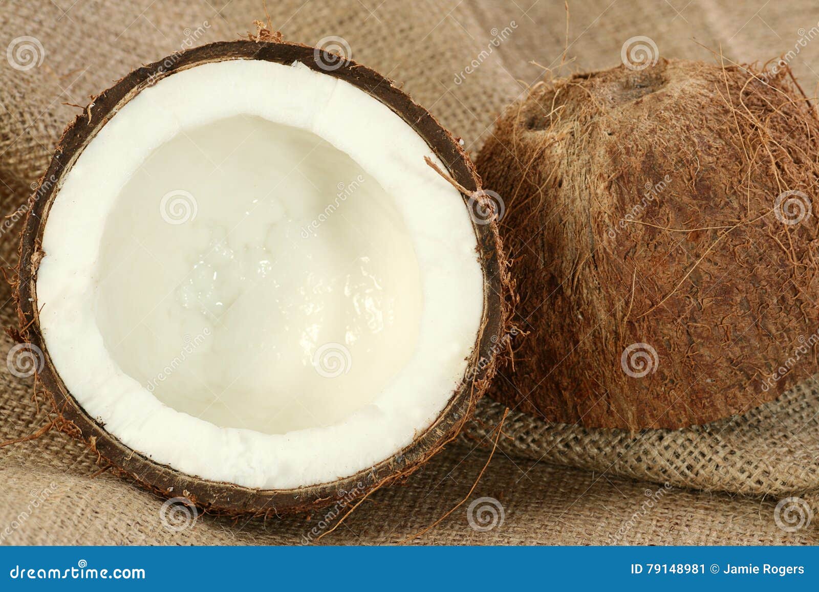 Coco partido en dos imagen de archivo. Imagen de cubo - 79148981