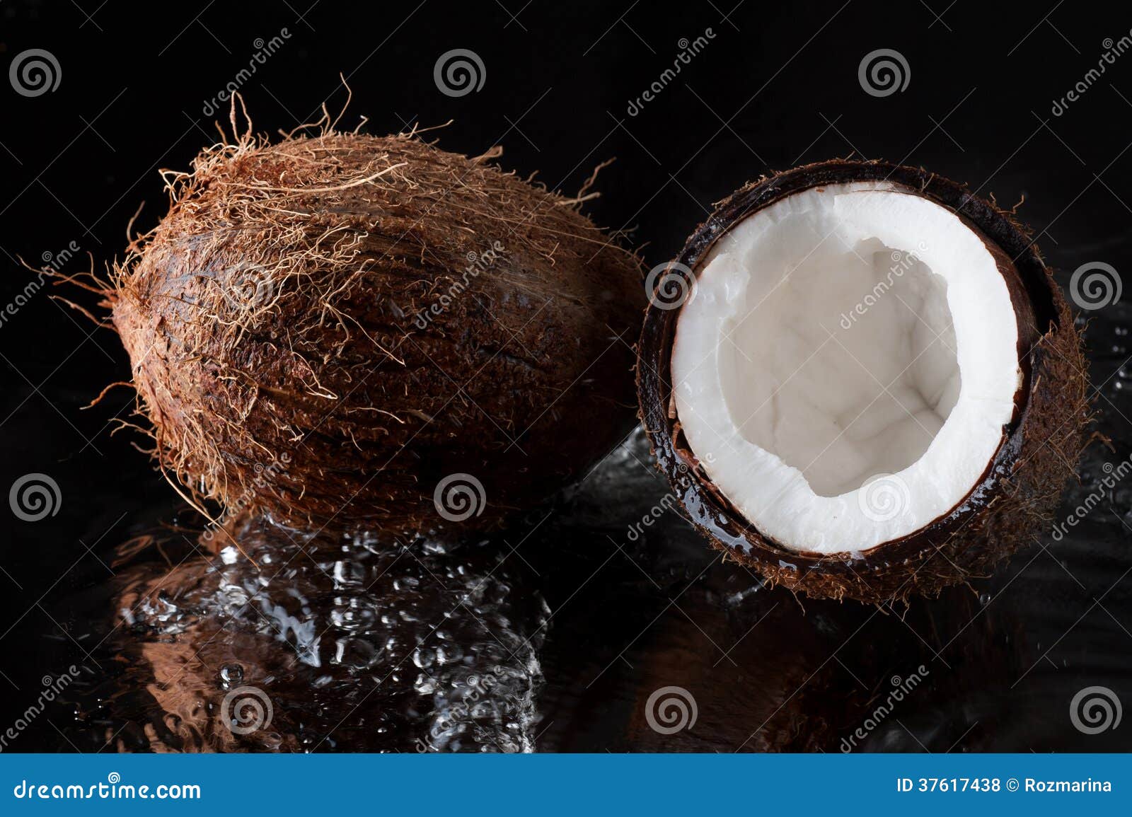 Coco Rachado Em Um Fundo Preto Foto de Stock - Imagem de fluir, leite ...