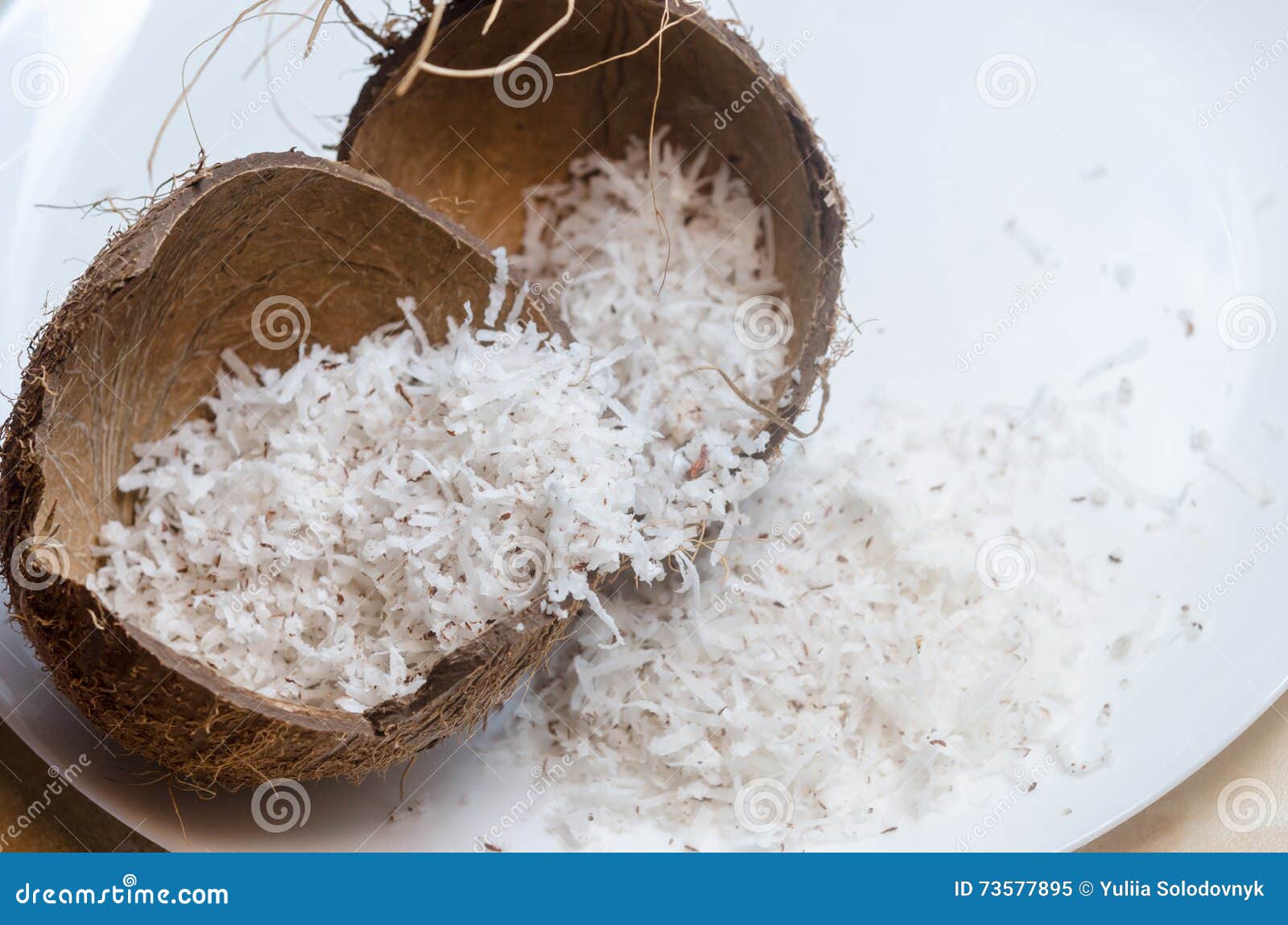 Coco recientemente rallado imagen de archivo. Imagen de cocina - 73577895