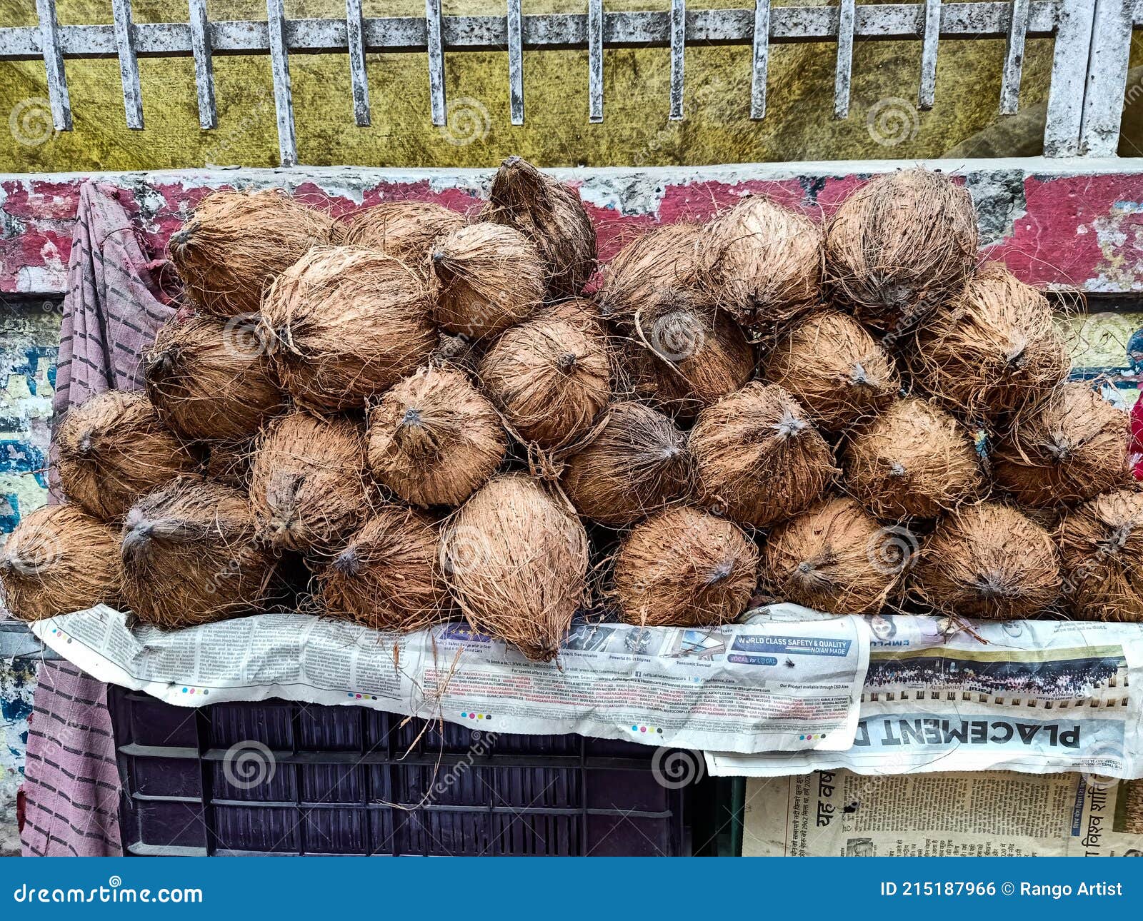 Coco Seco En El Mercado Indio Foto de archivo - Imagen de bocado, suelo ...