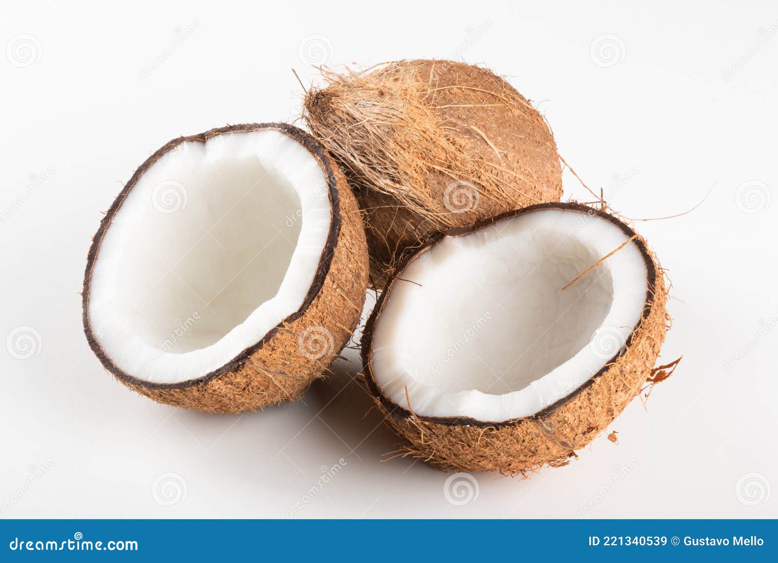 Coco Seco Quebrado Isolado Em Fundo Branco Imagem de Stock - Imagem de ...