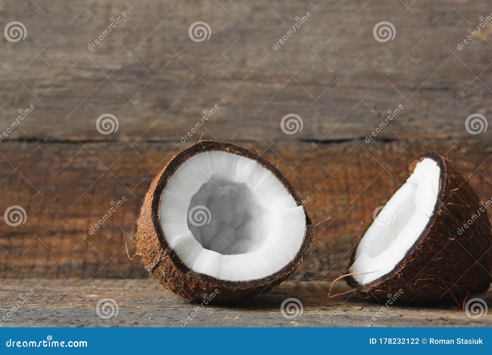 Coco Sobre Un Fondo De Madera. Coco Picado Foto de archivo - Imagen de ...