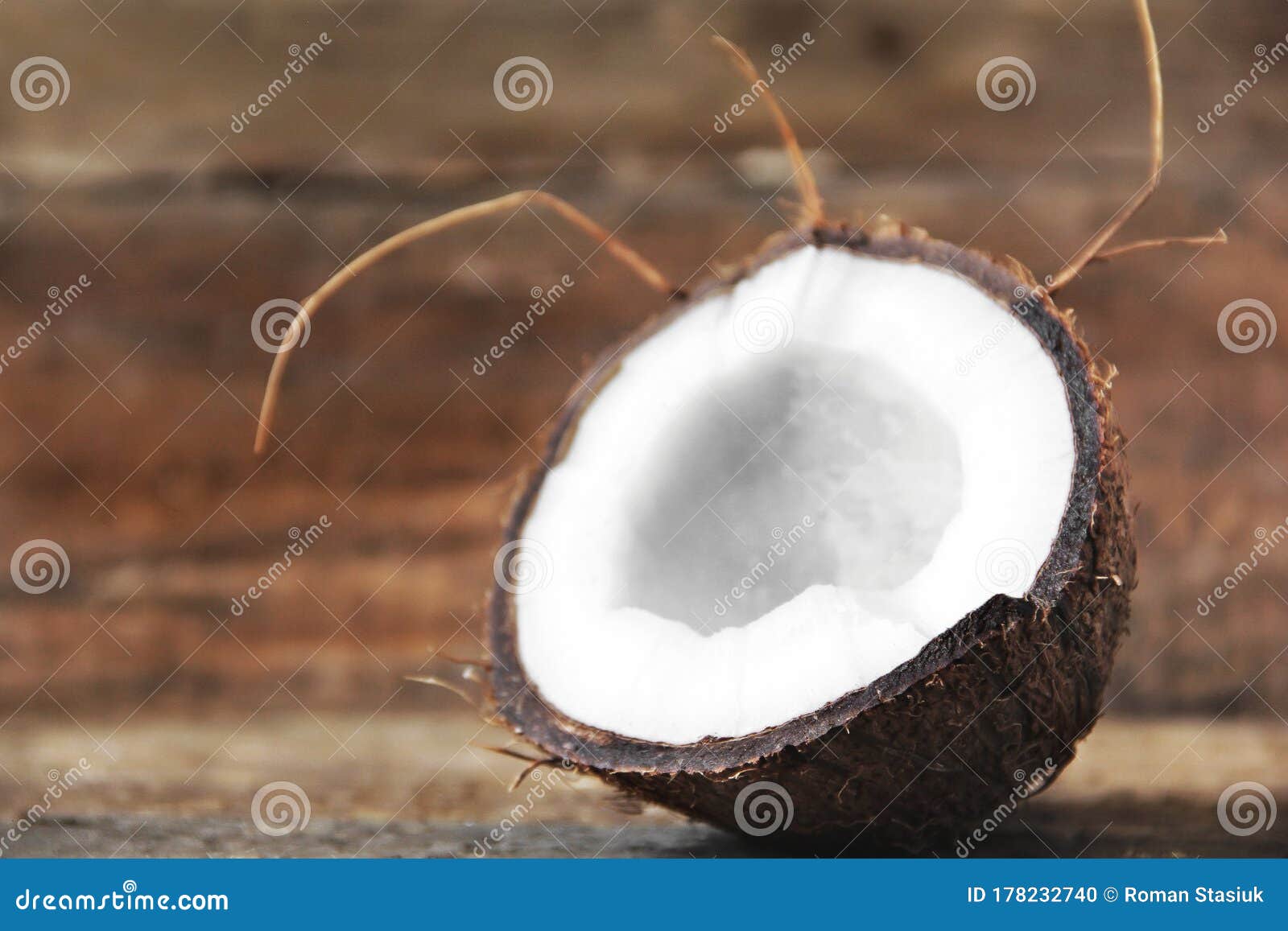 Coco Sobre Un Fondo De Madera. Coco Picado Foto de archivo - Imagen de ...