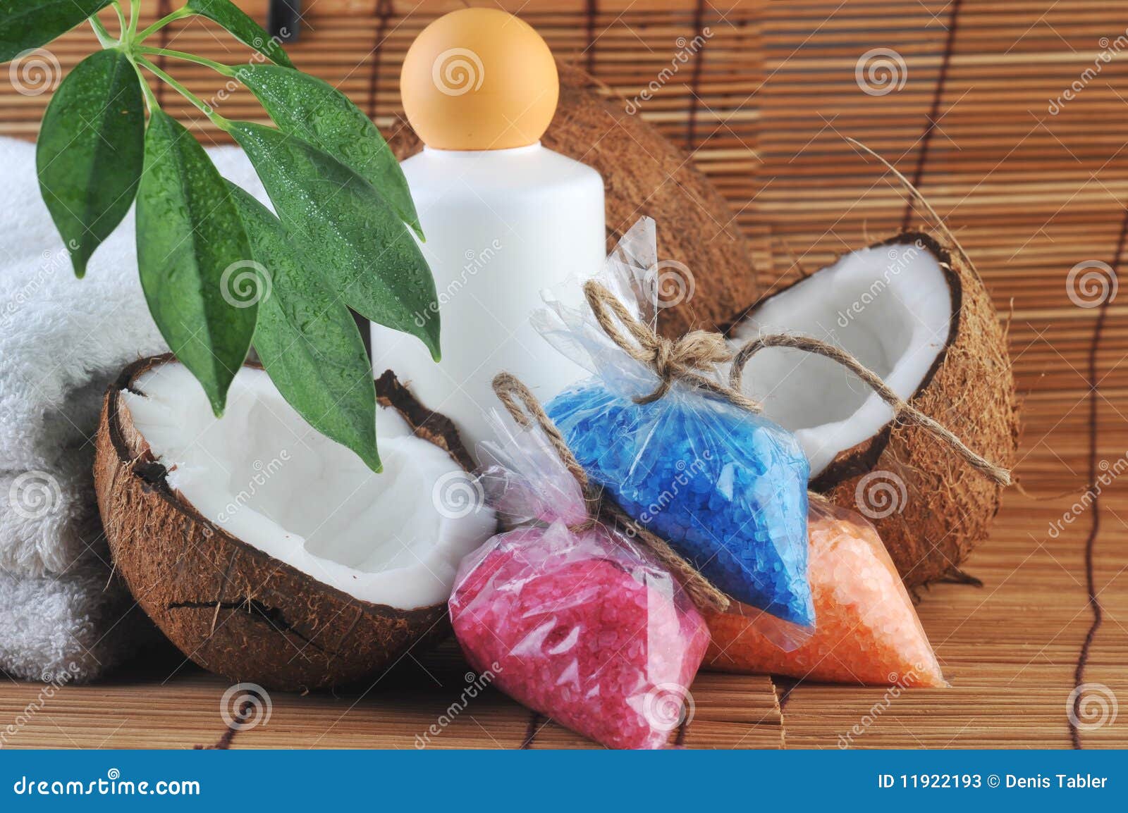 Coco, toalla y sal imagen de archivo. Imagen de lifestyles - 11922193