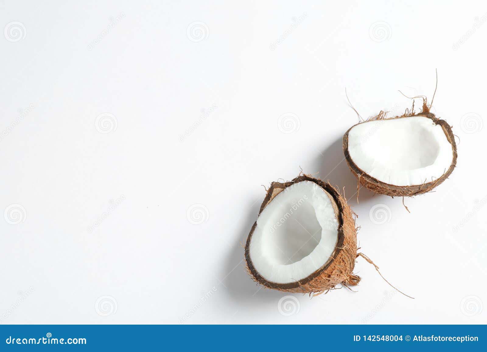 Coco Tropical Rachado Isolado Foto de Stock - Imagem de meio, filial ...