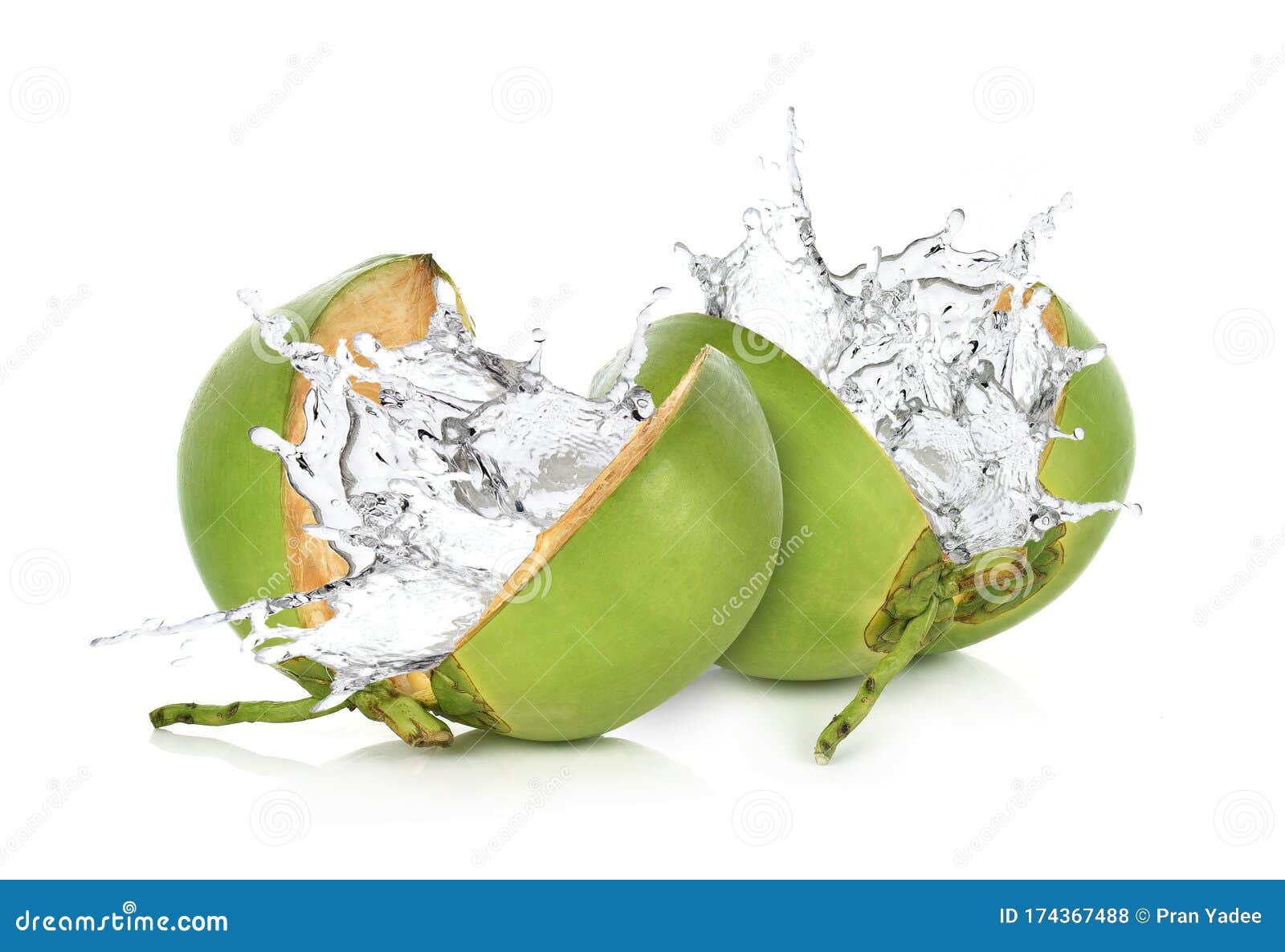 Coco Verde Com Abertura De água Isolada Em Fundo Branco Foto de Stock ...