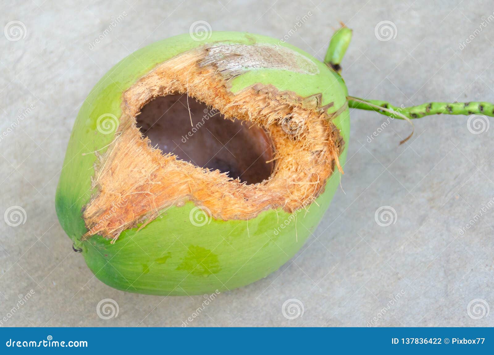 Coco Verde Com Furo Na Terra Foto de Stock - Imagem de dieta, bonito ...