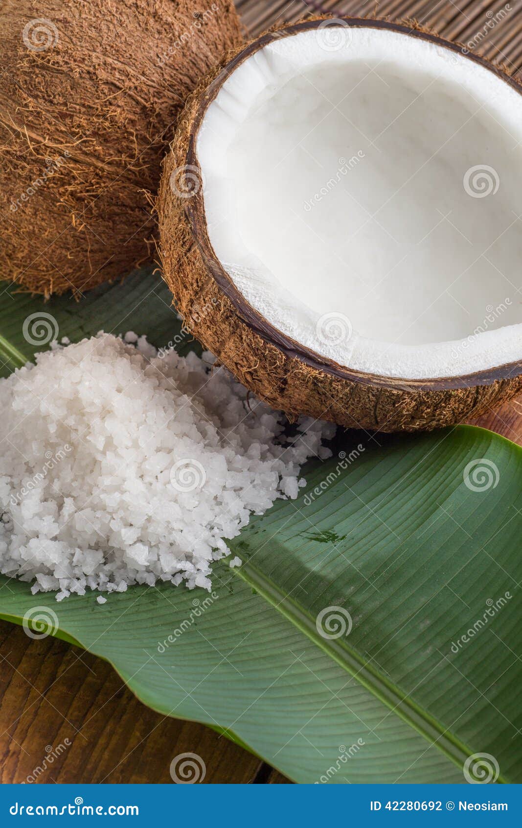 Cocos con la sal del mar foto de archivo. Imagen de olor - 42280692