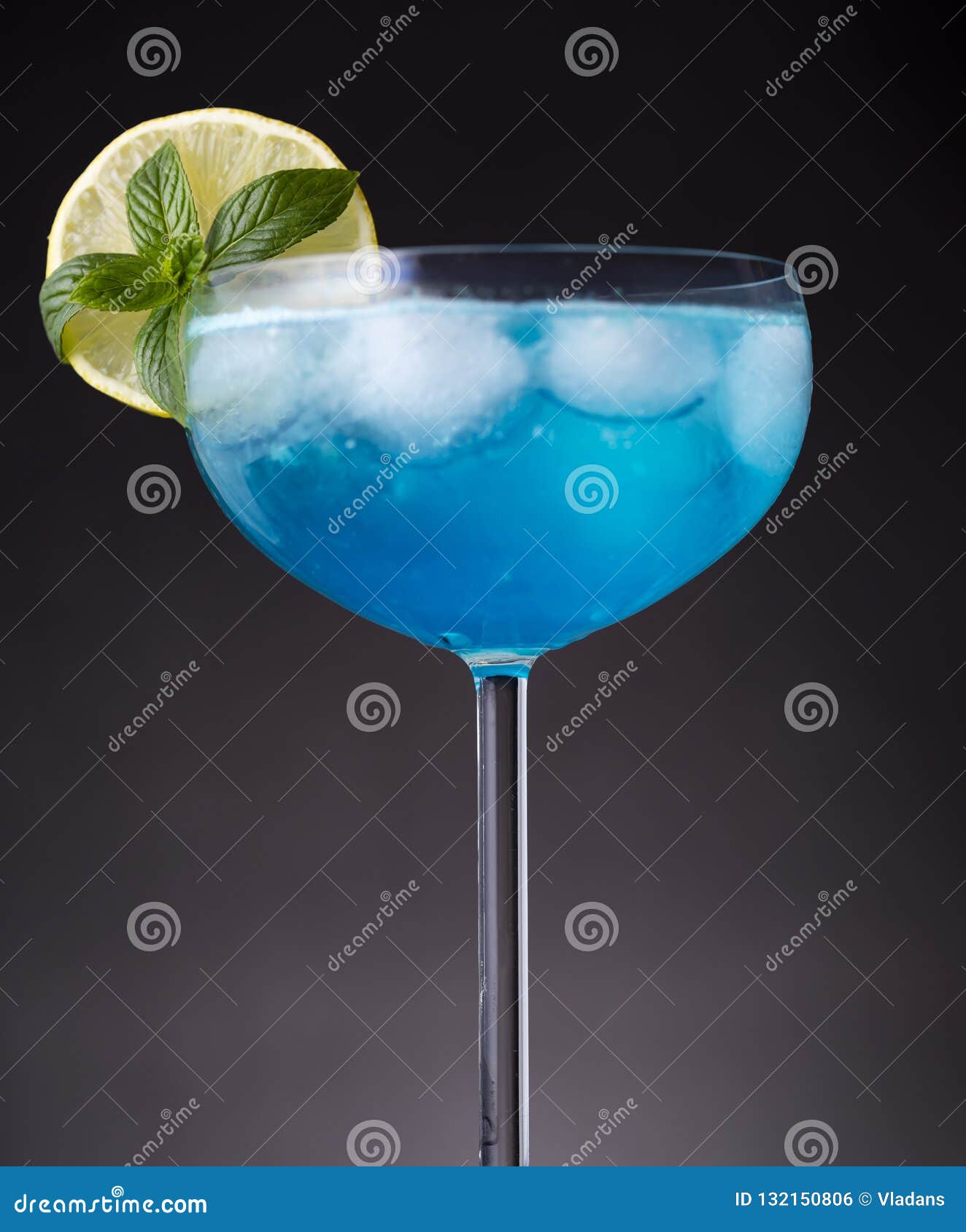 Coctel azul de la laguna foto de archivo. Imagen de negro - 132150806