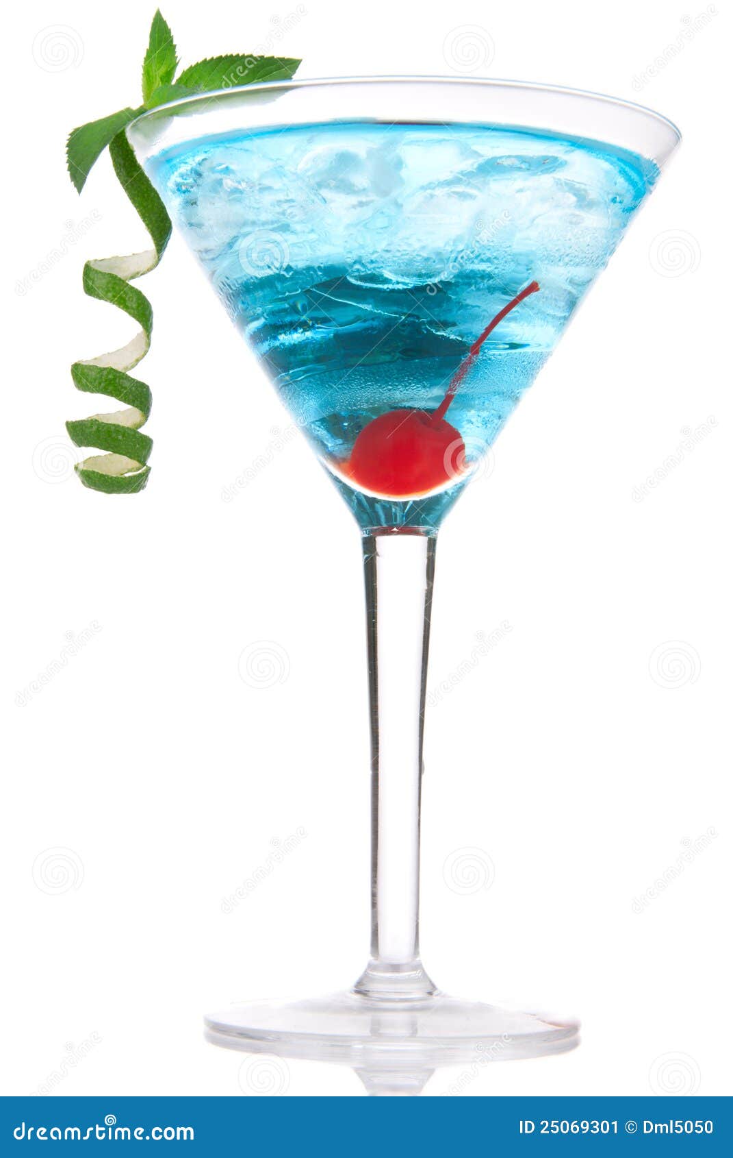 Coctel Cosmopolita De Martini Imagen de archivo - Imagen de azul, jugo ...