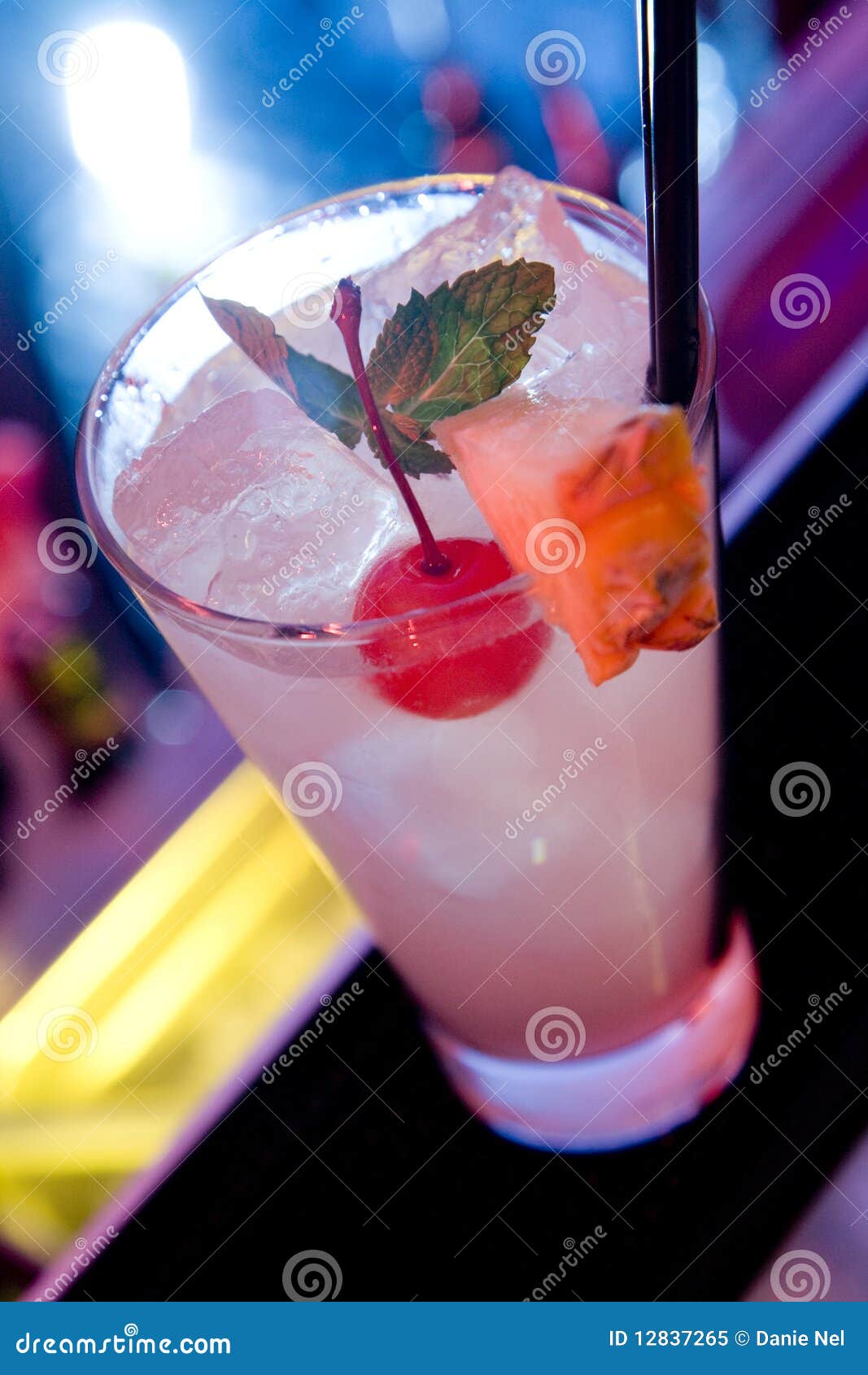 Coctel de ron blanco imagen de archivo. Imagen de bebida - 12837265