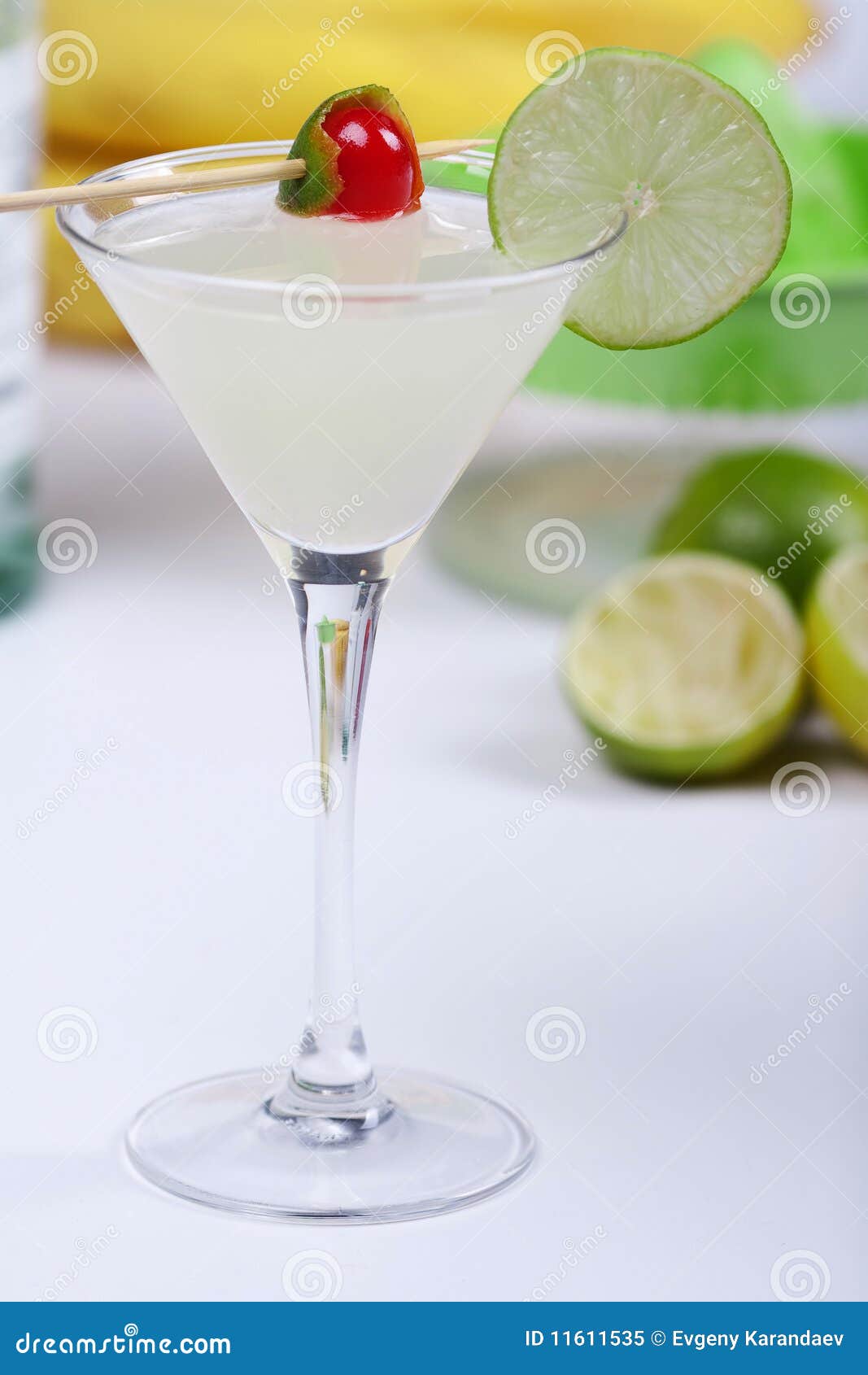 Coctel Del Alcohol Con El Jugo De Cal Imagen de archivo - Imagen de ...